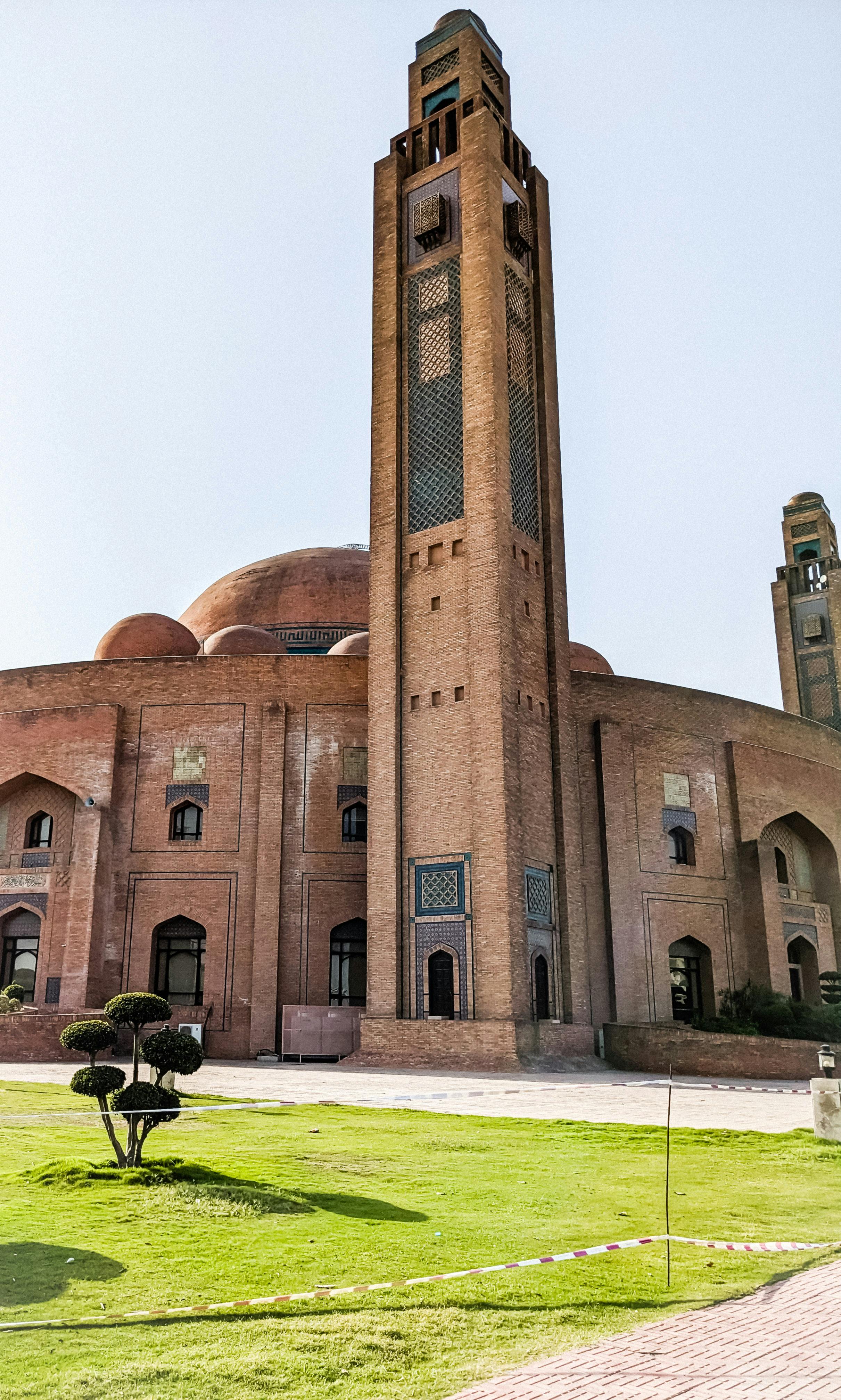 Tower of Grand Jamia Mosque Lahore · Free Stock Photo