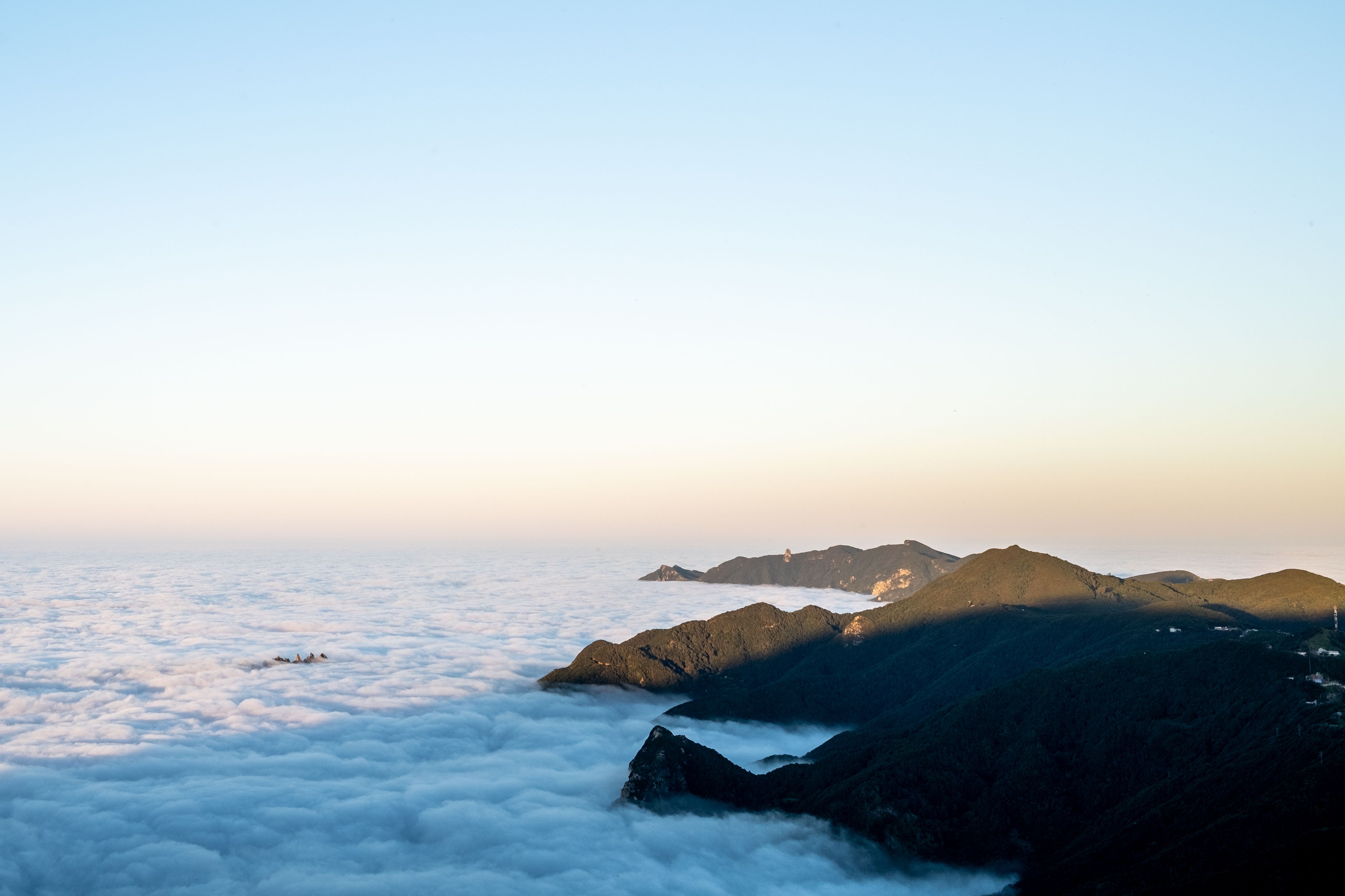 People Watching the Sea of Clouds · Free Stock Photo