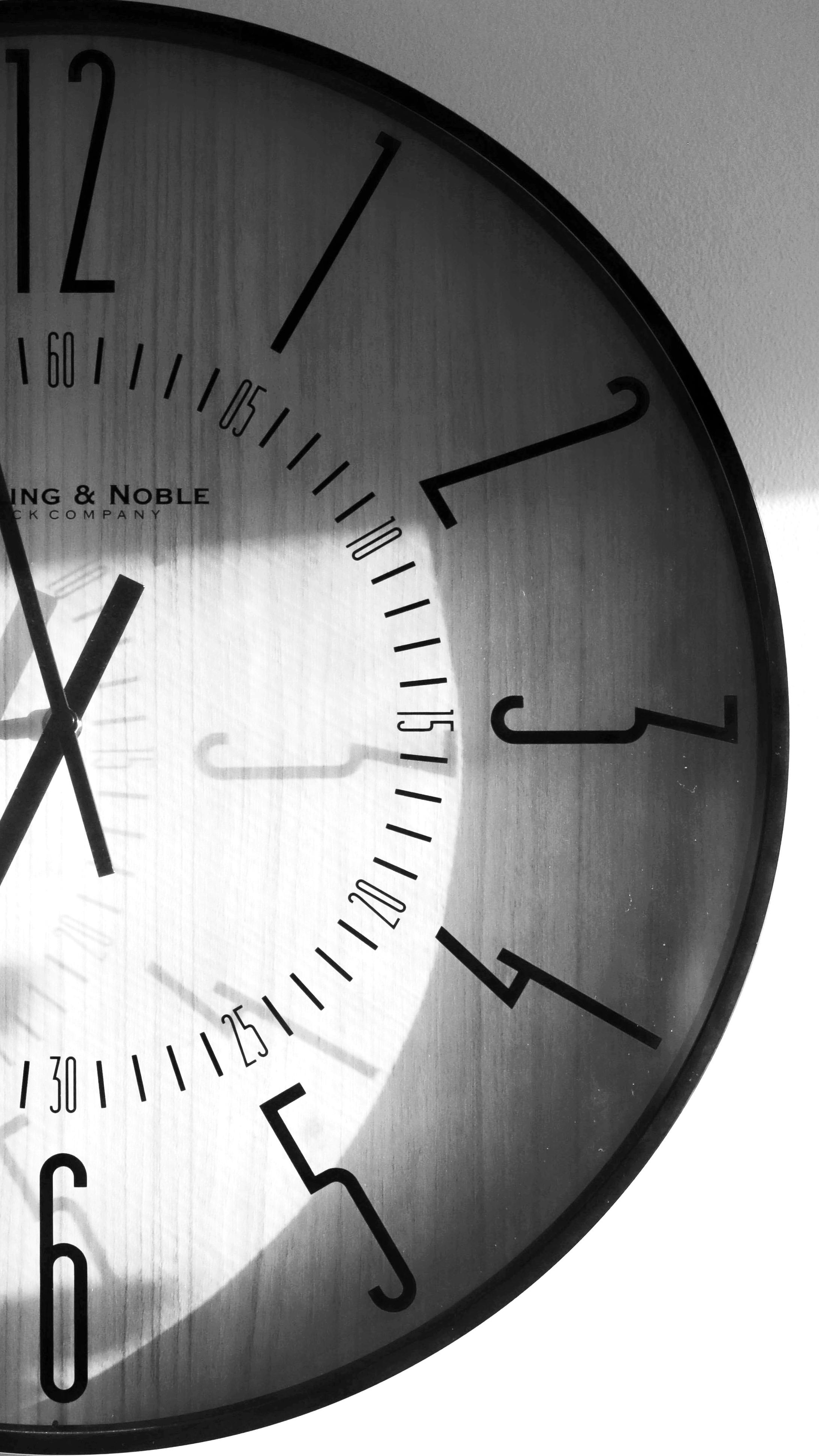 Clock in Black and White · Free Stock Photo