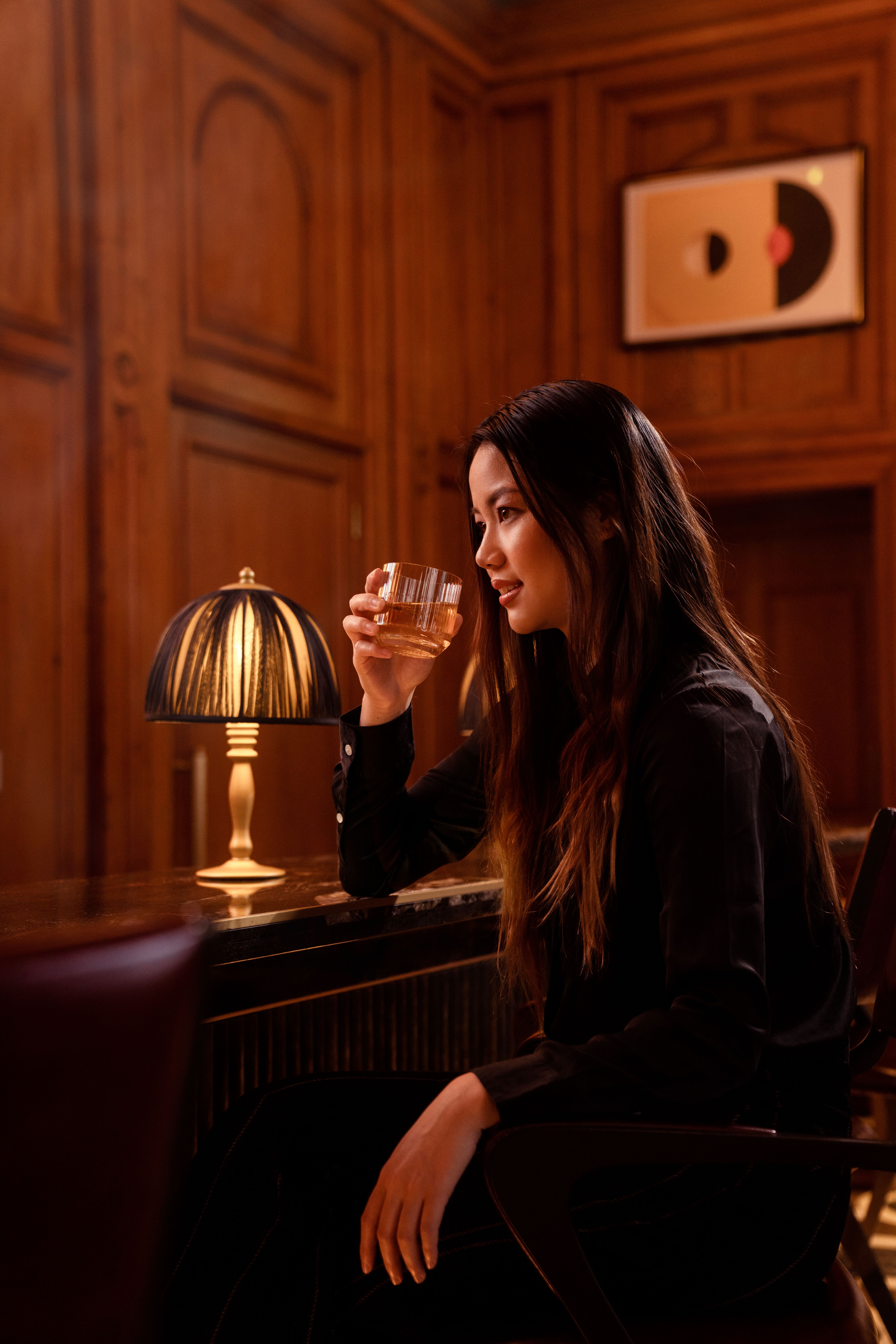 Mujer Bebiendo Whisky En Un Bar. · Foto de stock gratuita
