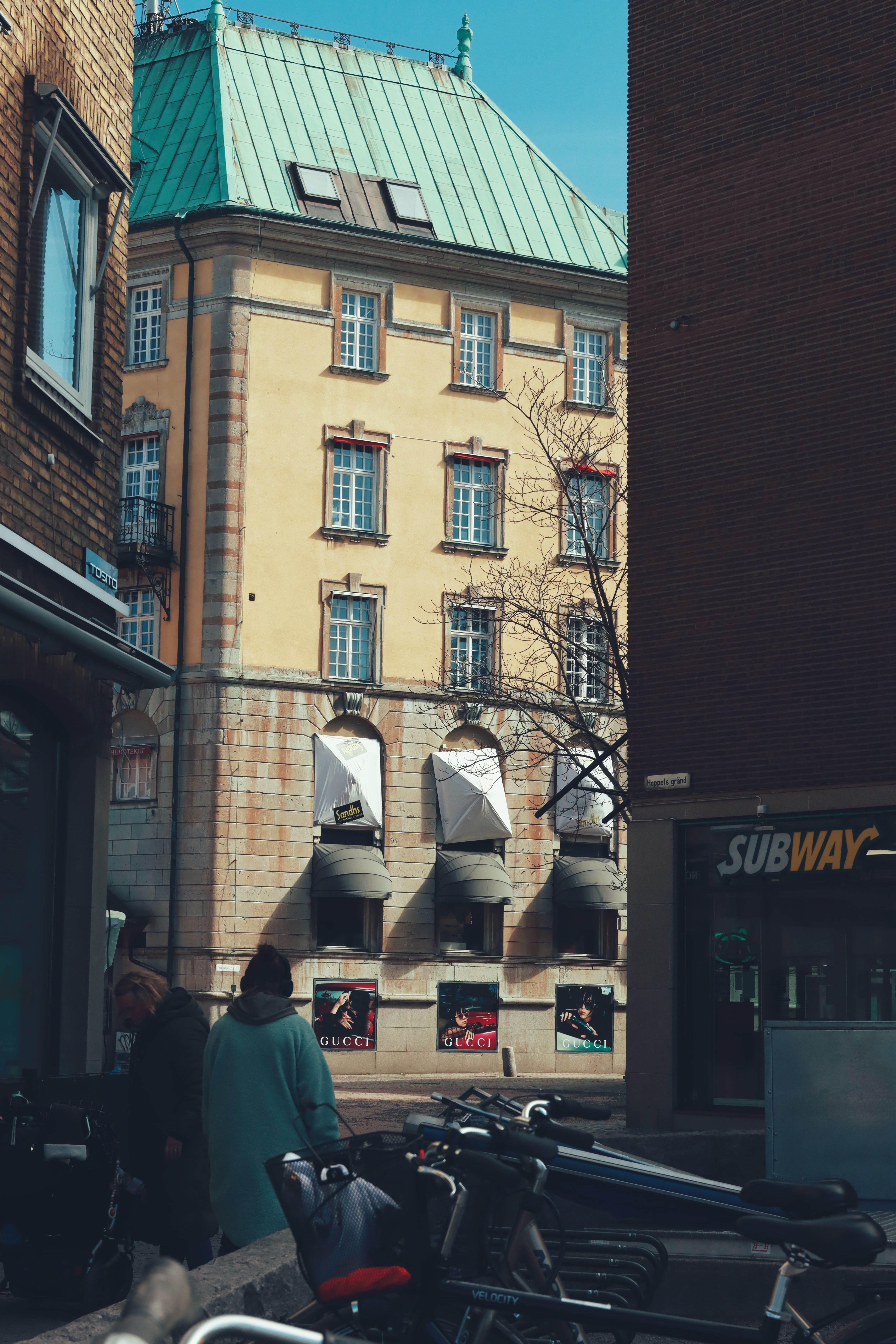 Building on Street in Town · Free Stock Photo
