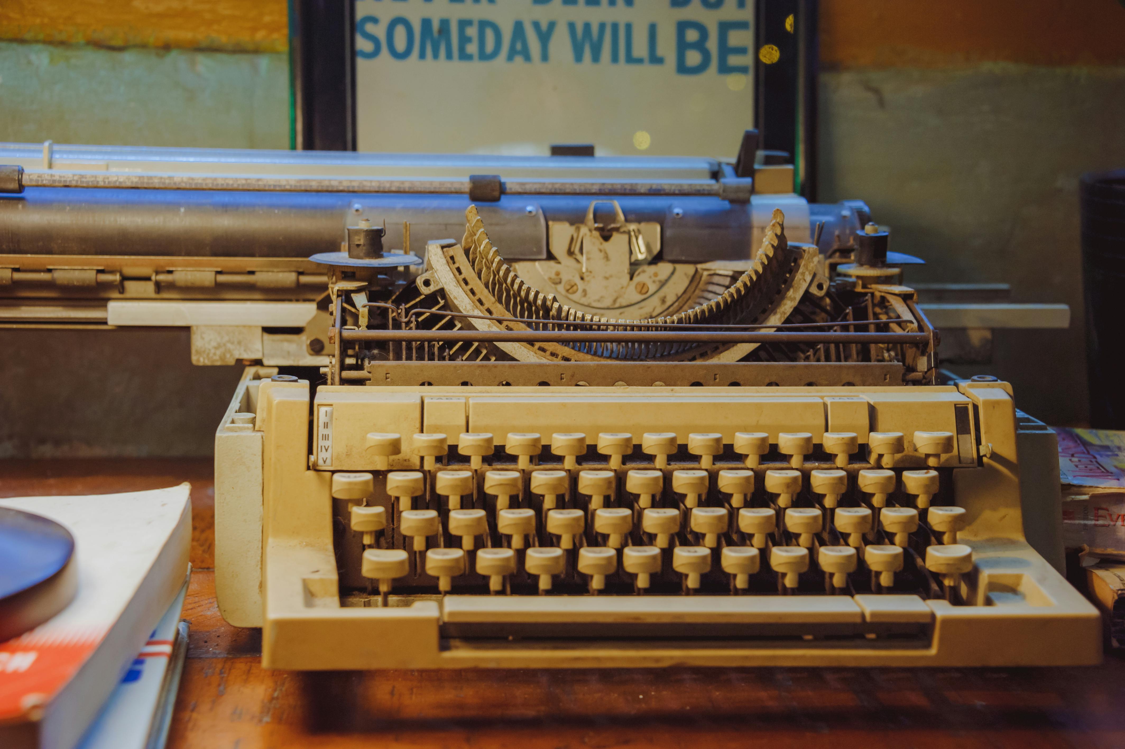 White Typewriter · Free Stock Photo