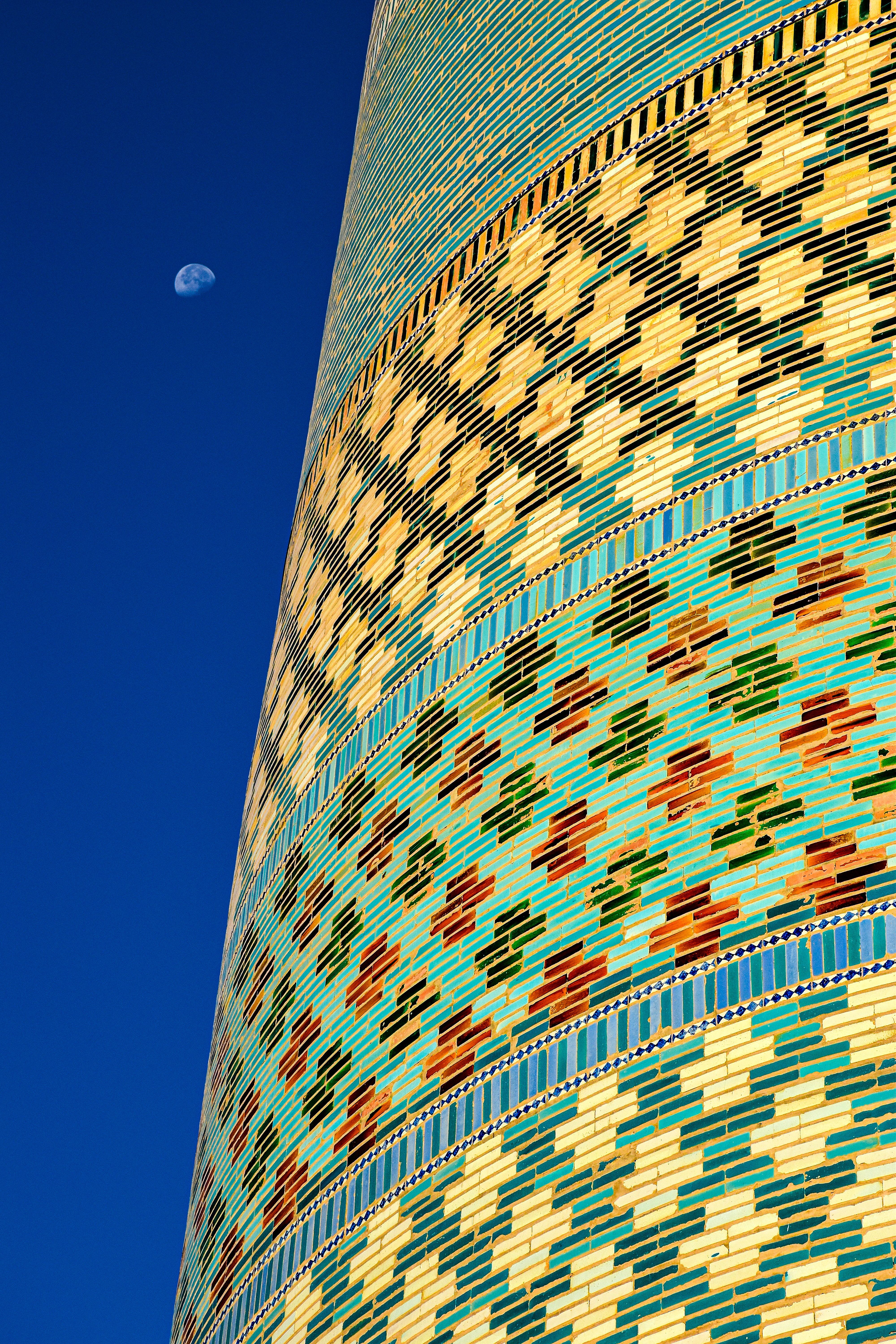 Pattern on Building Wall · Free Stock Photo