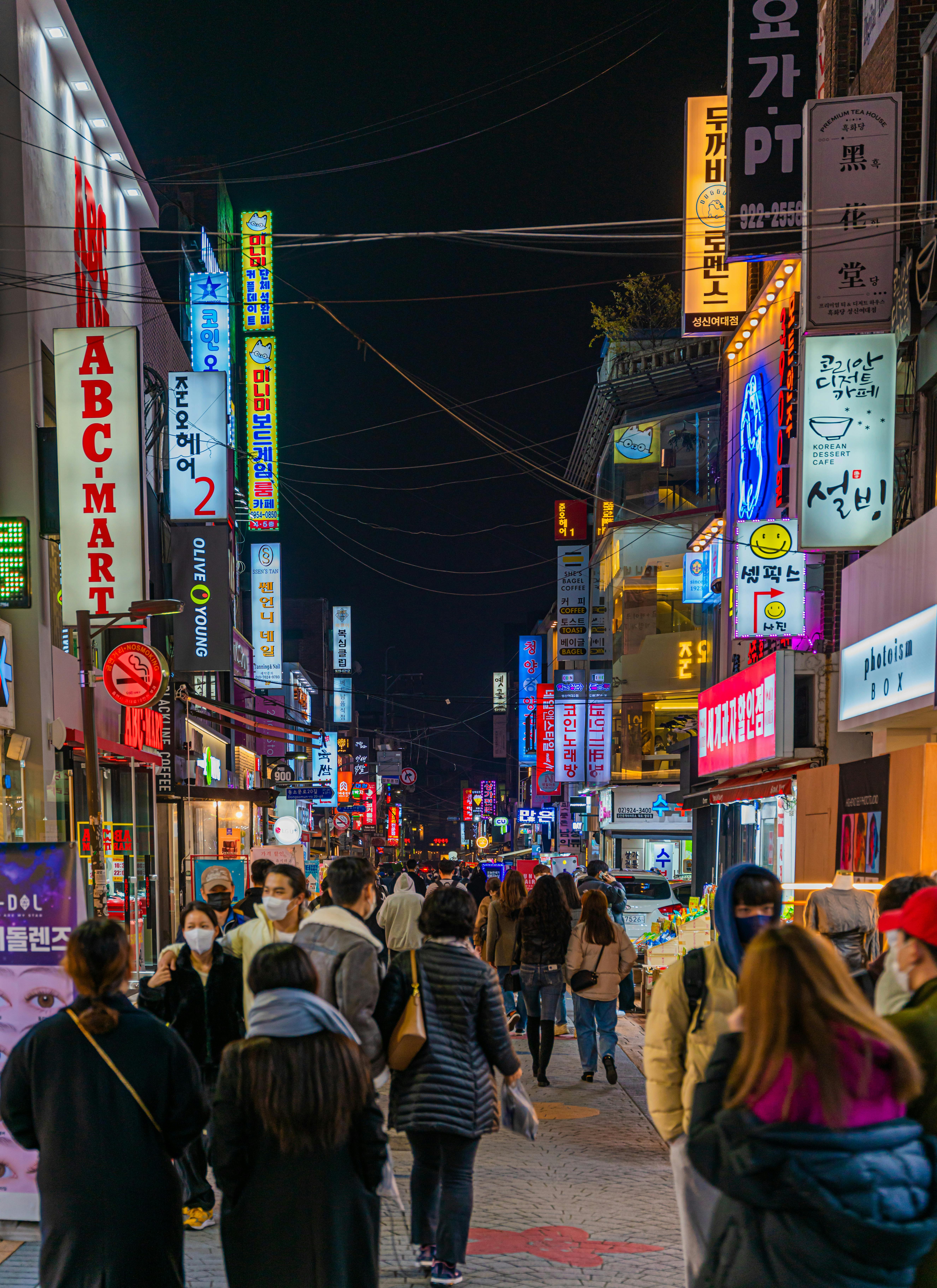 People on Street in City at Night · Free Stock Photo
