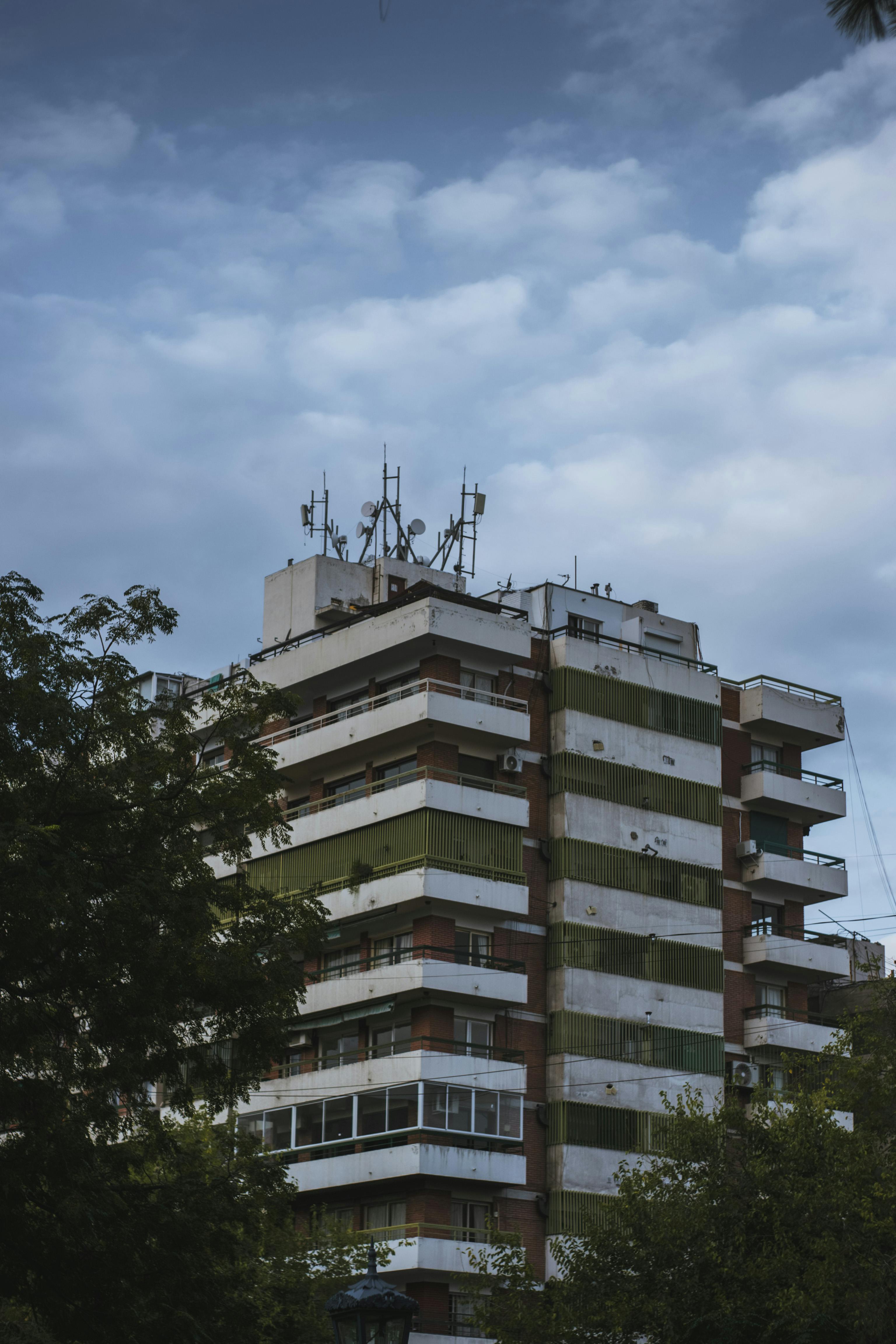 Building in Town · Free Stock Photo