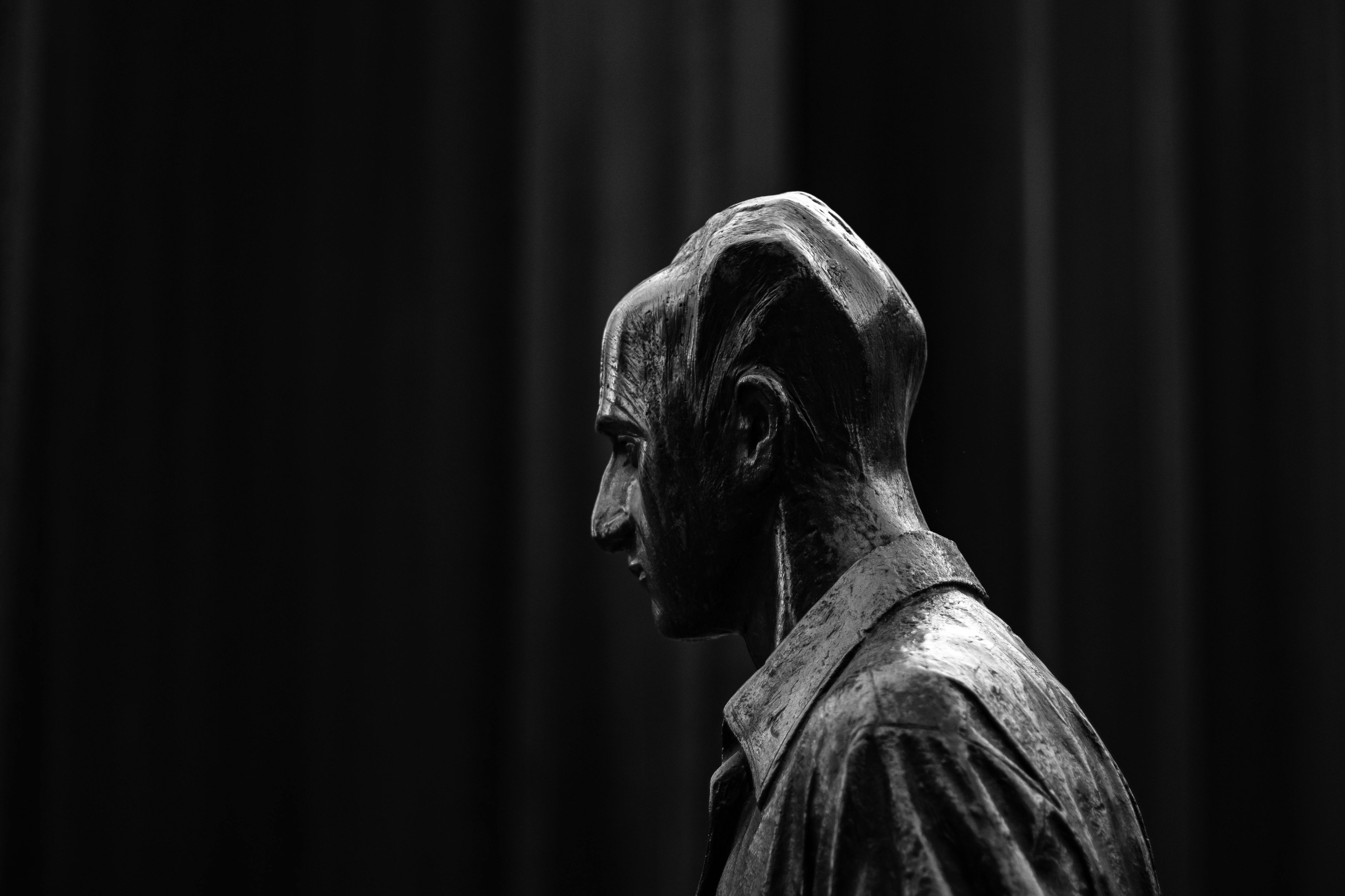 Statue of Man · Free Stock Photo