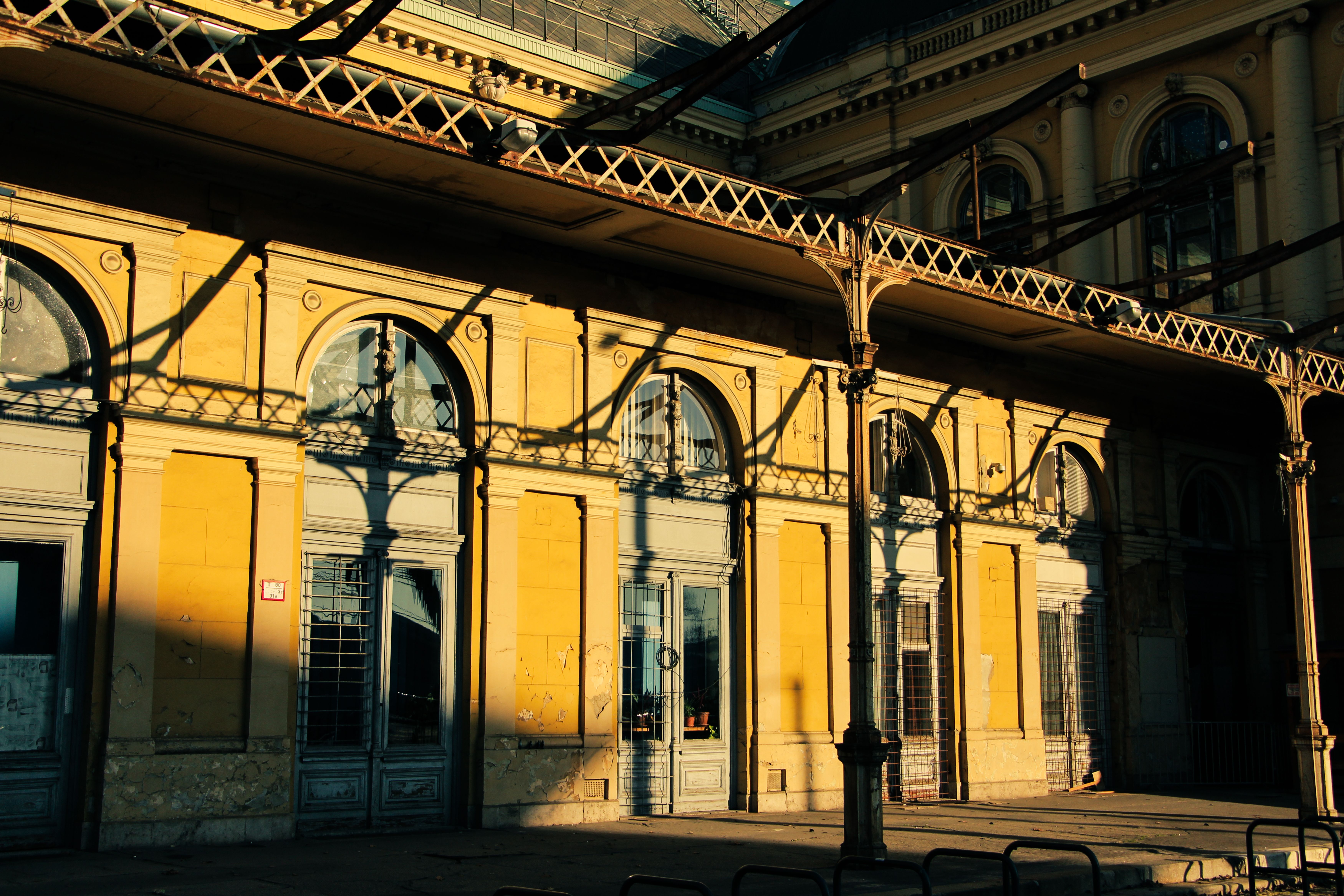 Building Exterior in Sunlight · Free Stock Photo