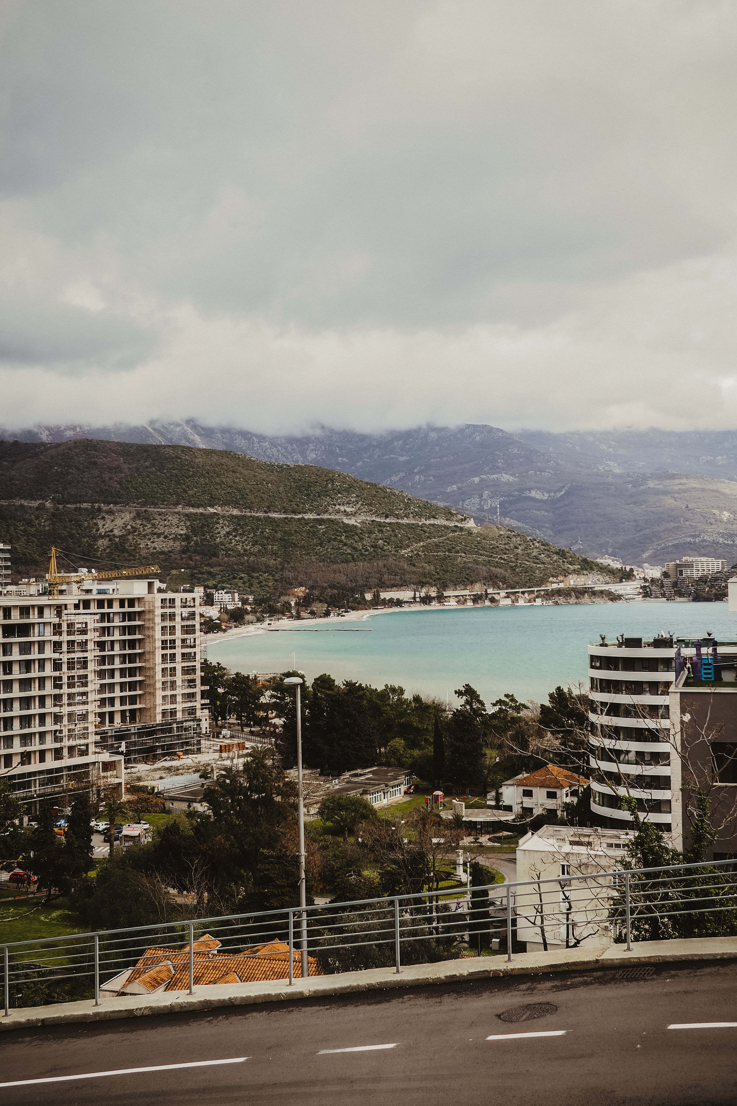 Street and Buildings in City on Sea Coast · Free Stock Photo
