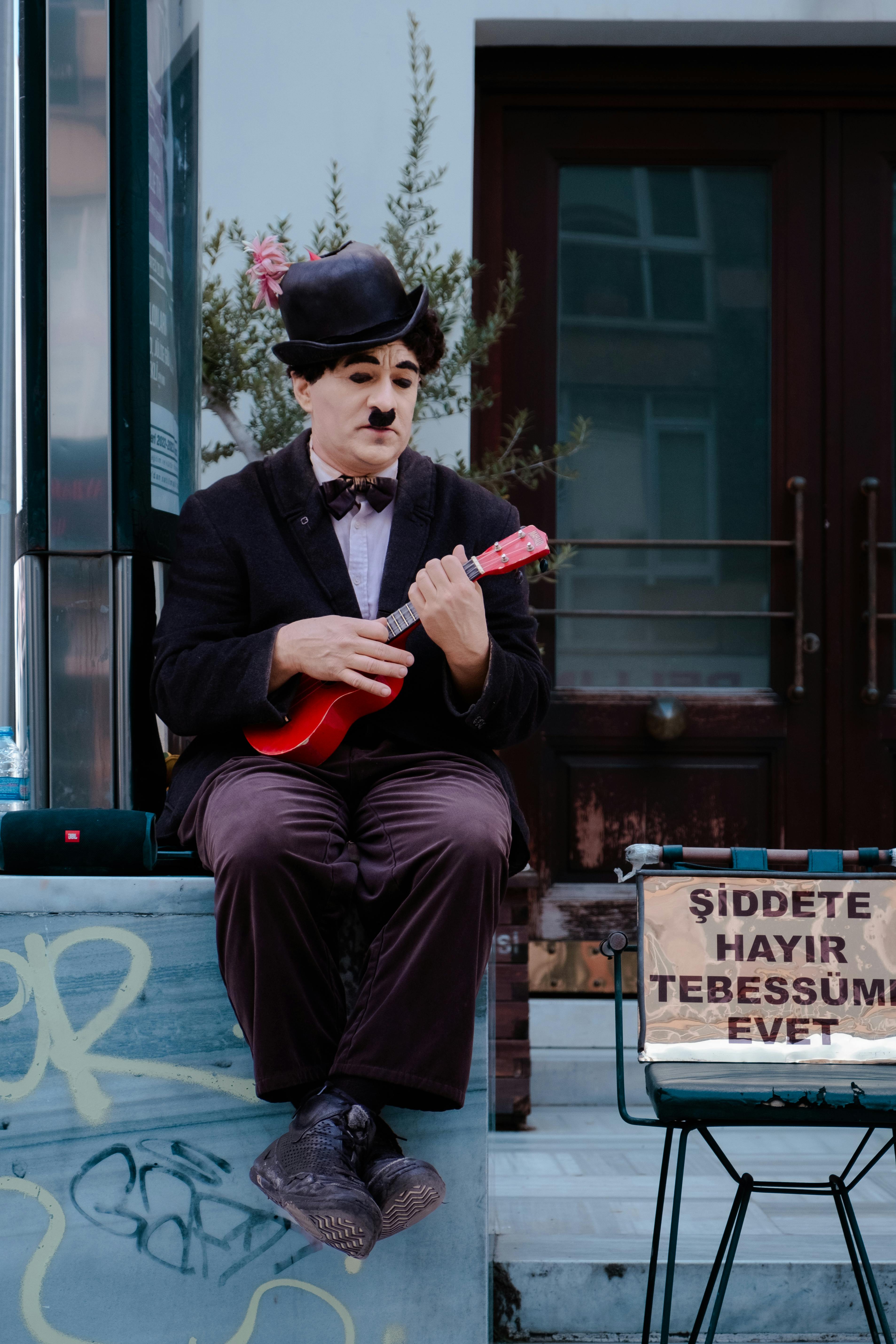 Photo gratuite de artiste, bâtiment, chaise, chapeau, charlie chaplin ...
