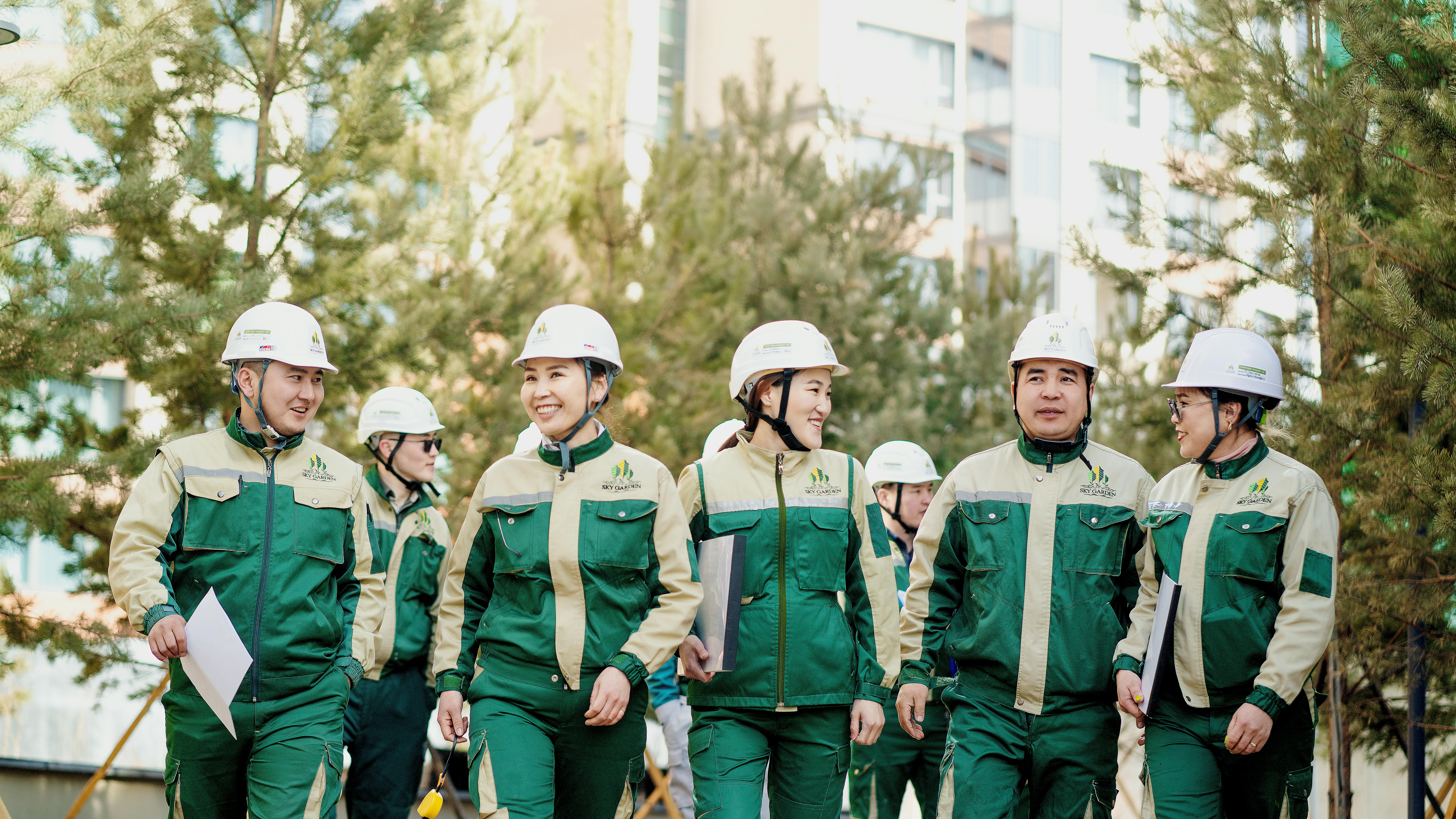 Construction Crew in White Hard Hats and Workwear · Free Stock Photo