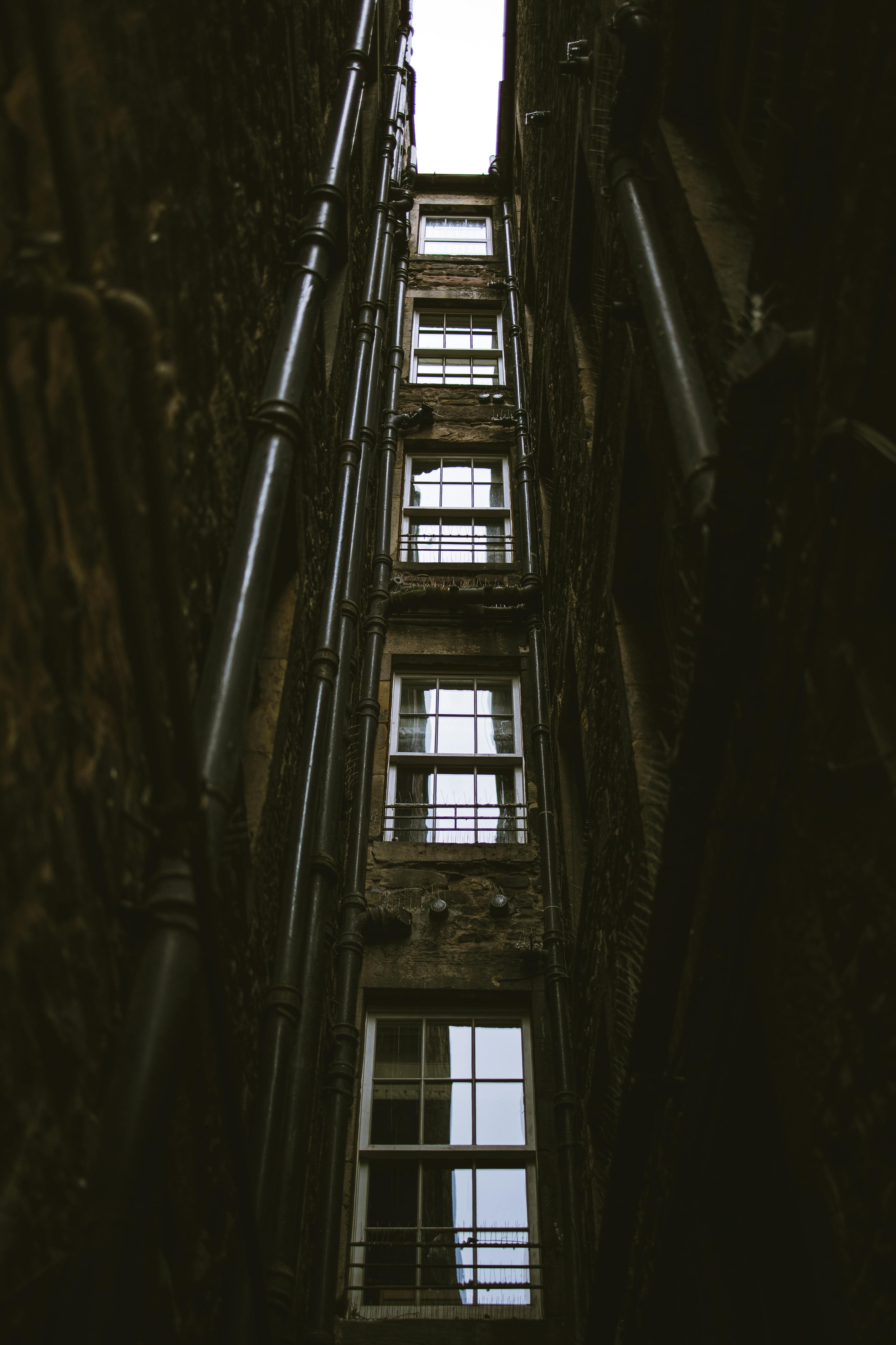 Brown Concrete Building · Free Stock Photo