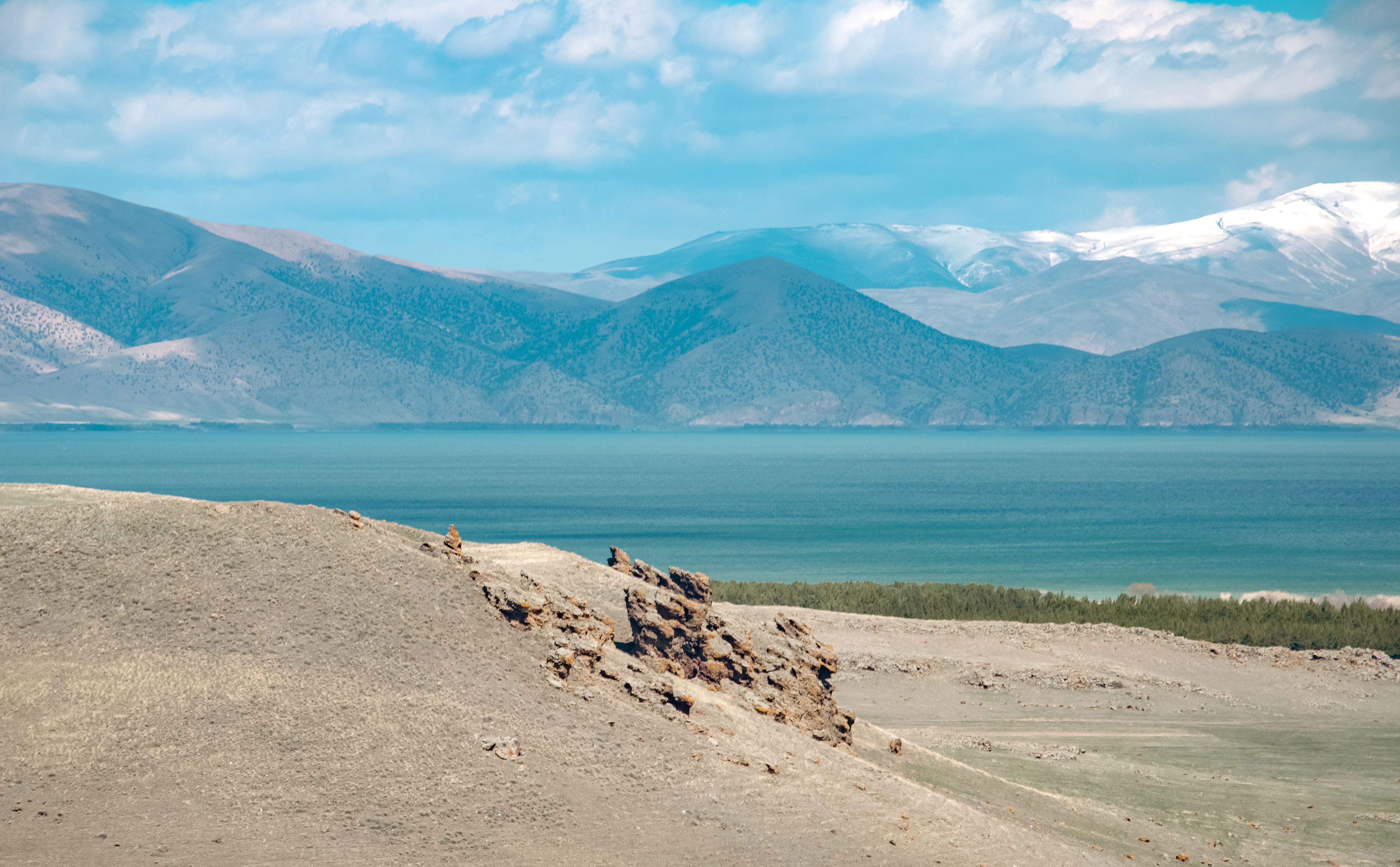 Sunlit, Arid Desert and Lake behind · Free Stock Photo