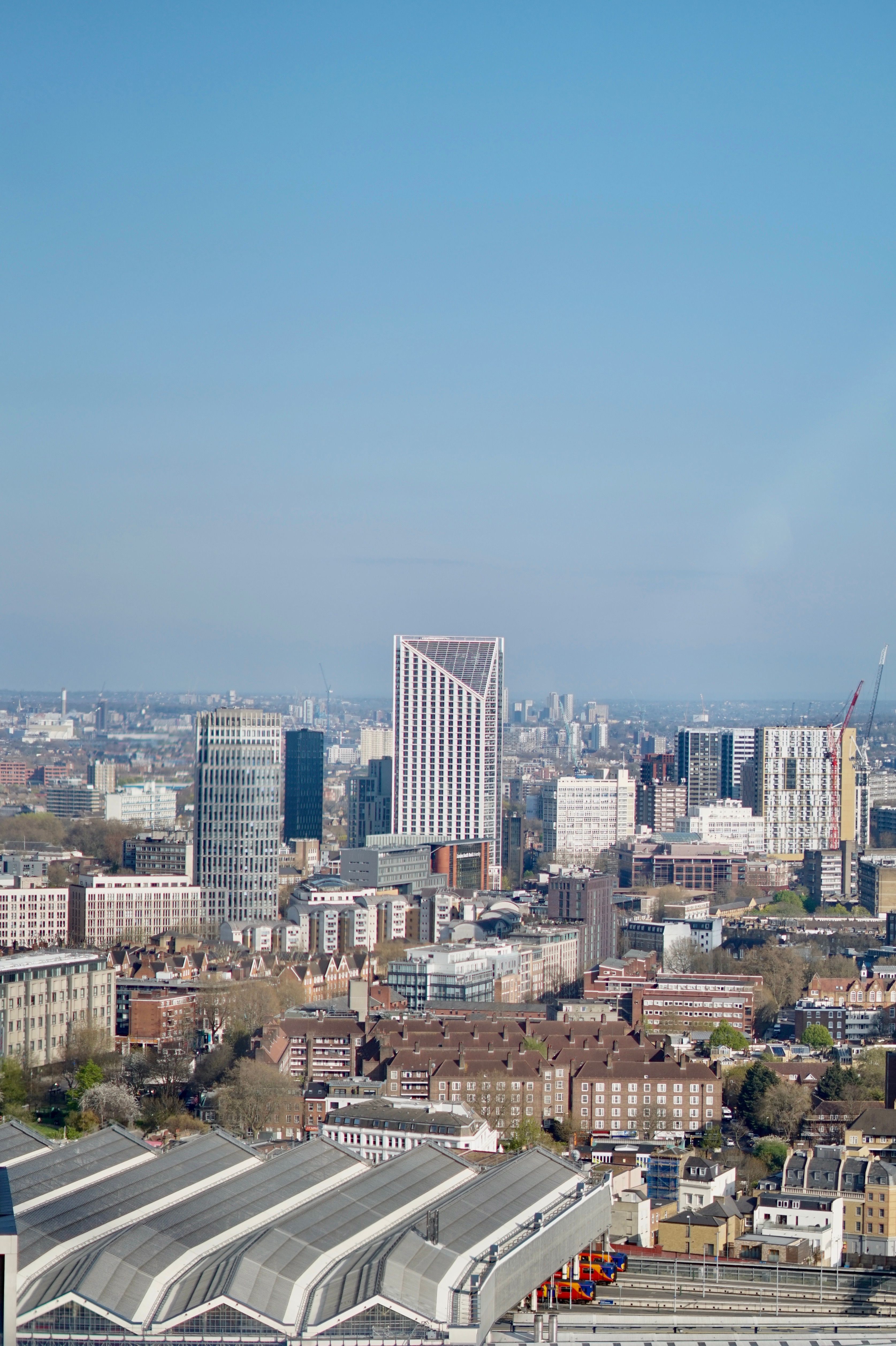 Sunlit City under Clear Sky · Free Stock Photo