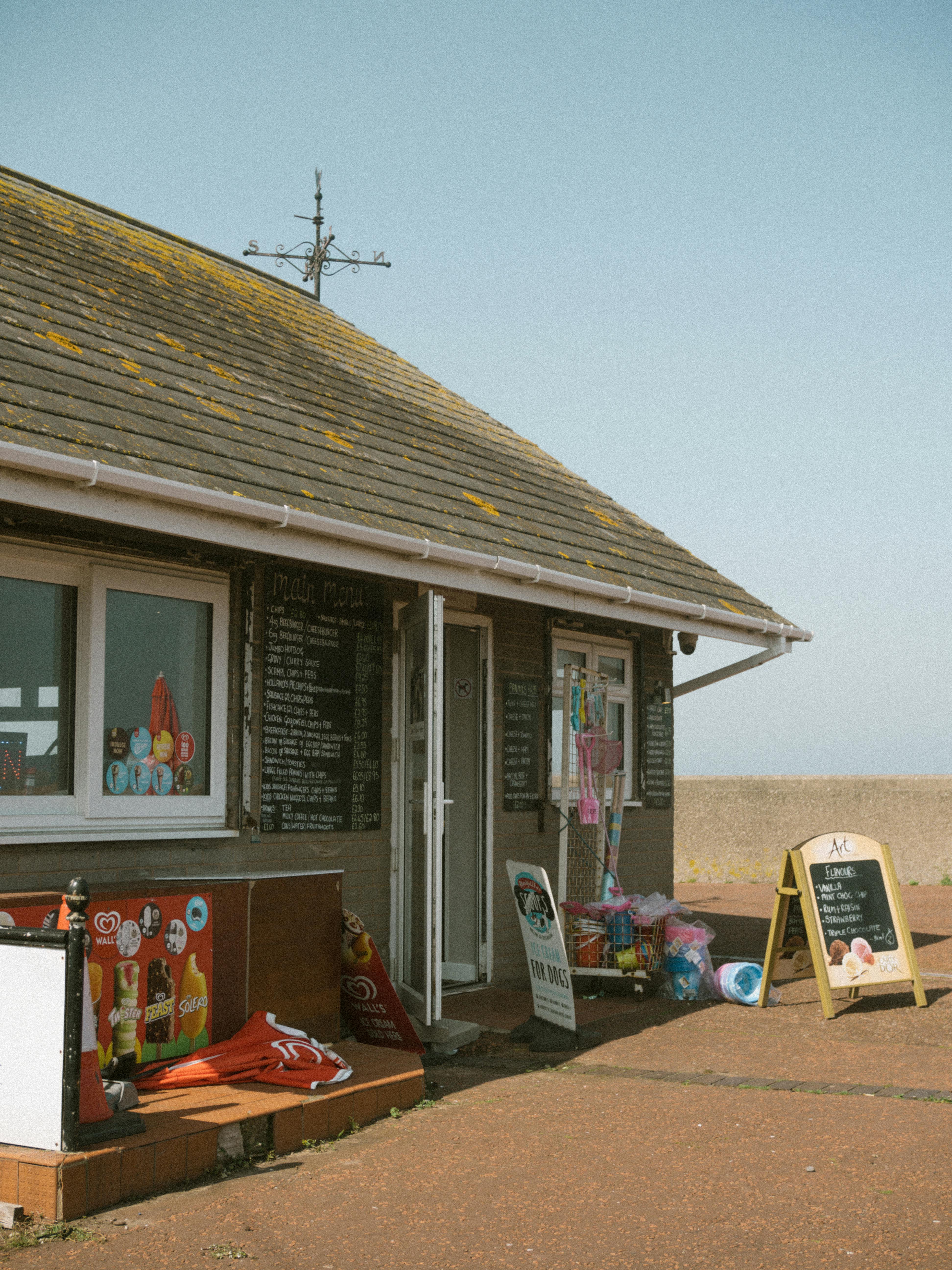Small Independent Grocery Store in the Countryside · Free Stock Photo