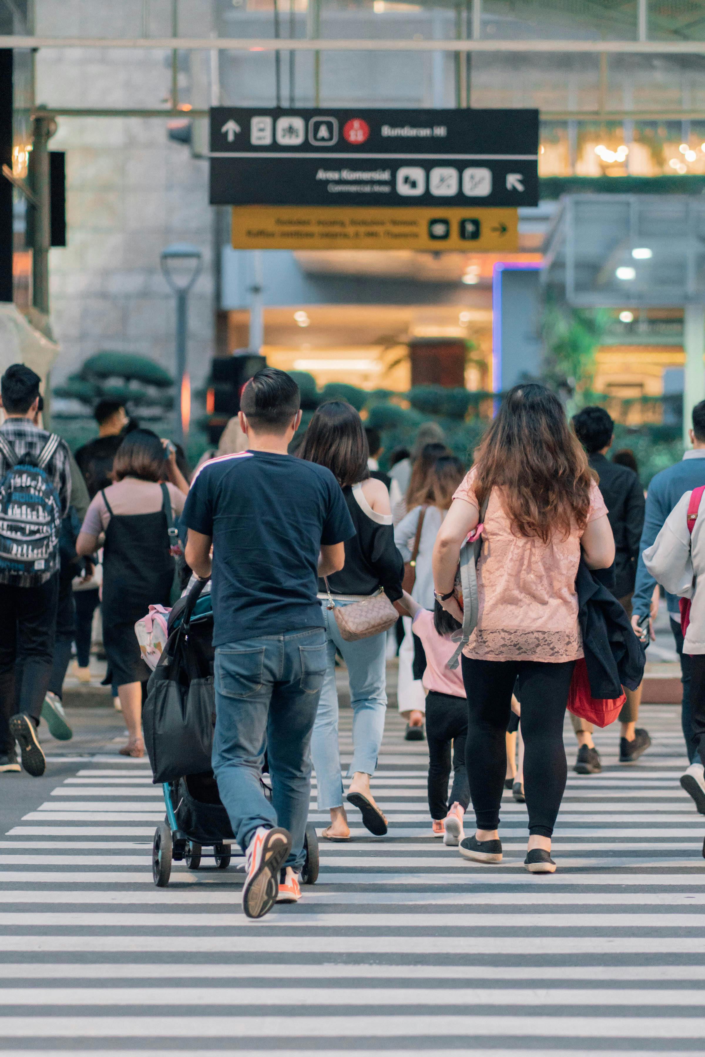 People Crossing Street · Free Stock Photo