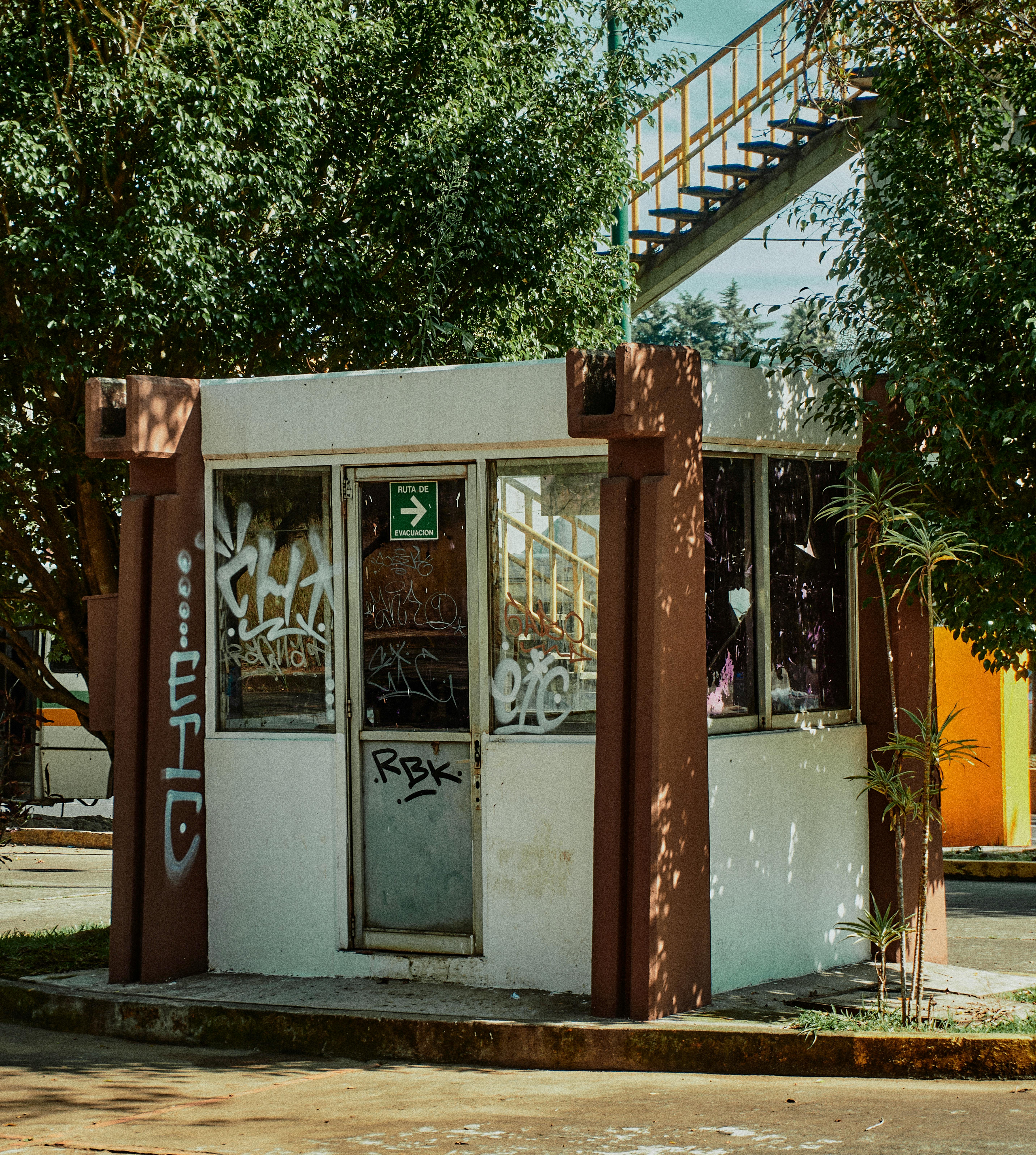 Graffiti on Abandoned Kiosk · Free Stock Photo