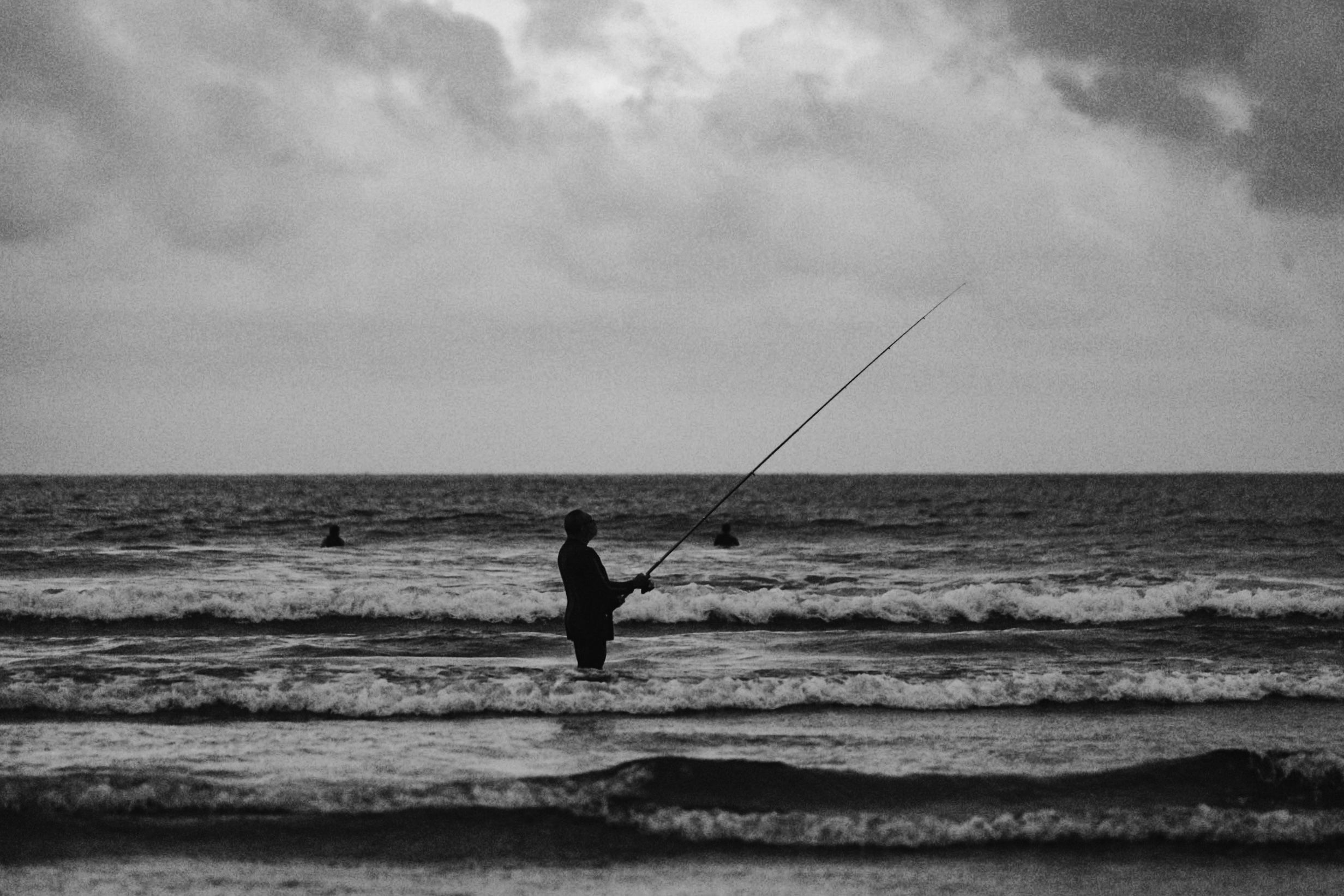 Photo gratuite de côte, couvert, debout, faire signe, homme, mer, noir ...