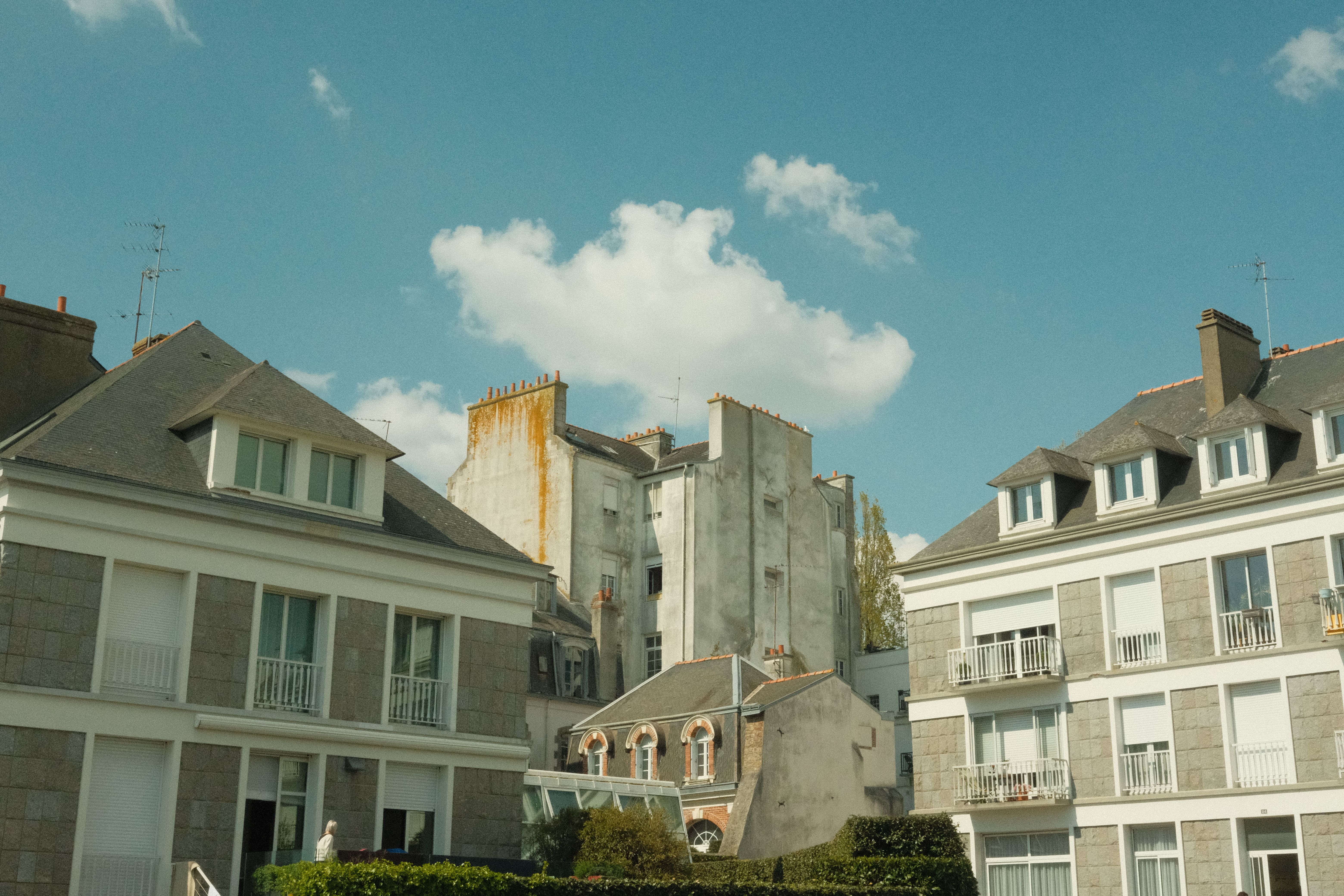 Photo gratuite de bâtiments, citadin, ensoleillé, fenêtres, les villes ...