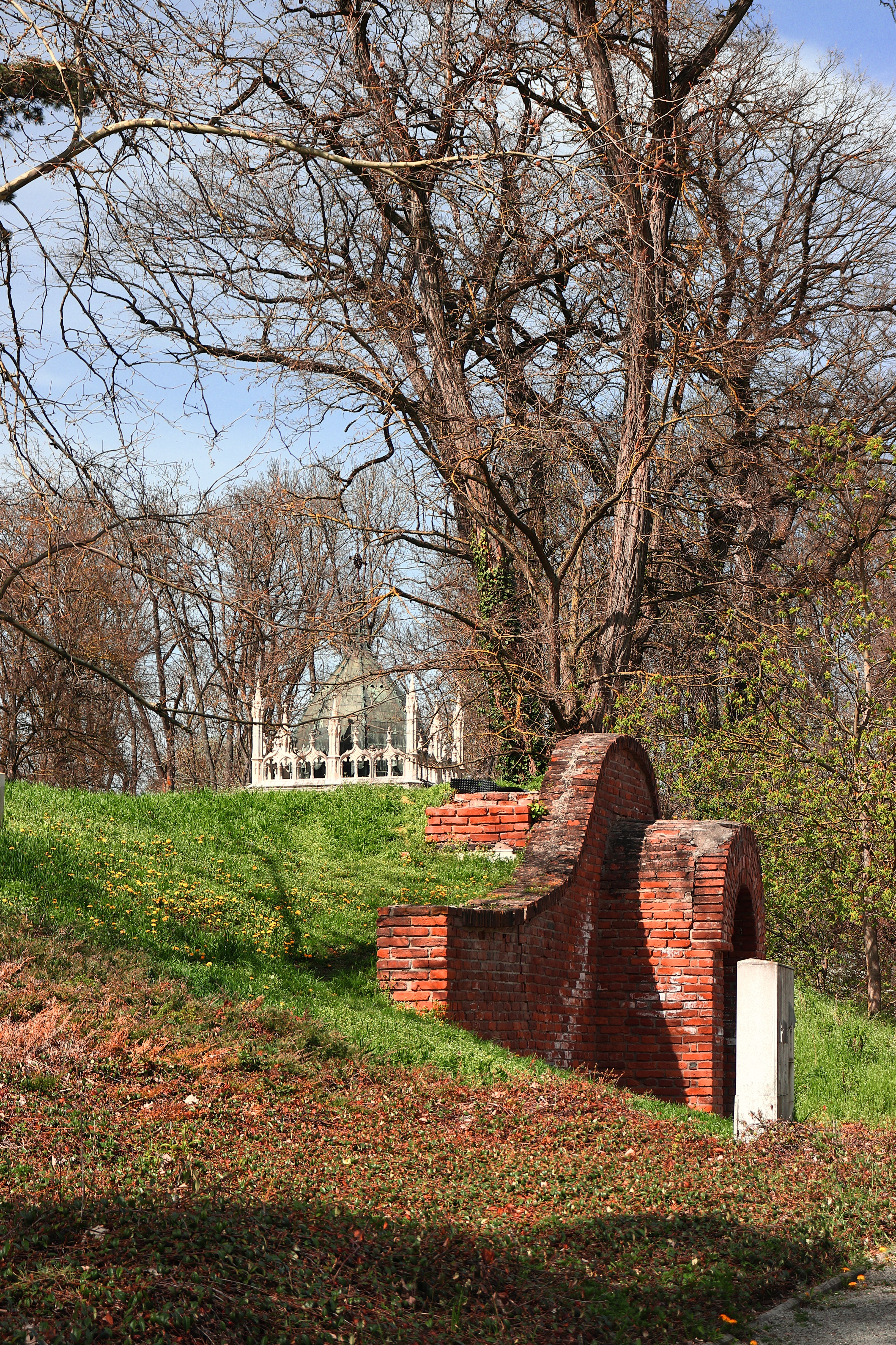 Building Wall in Park · Free Stock Photo