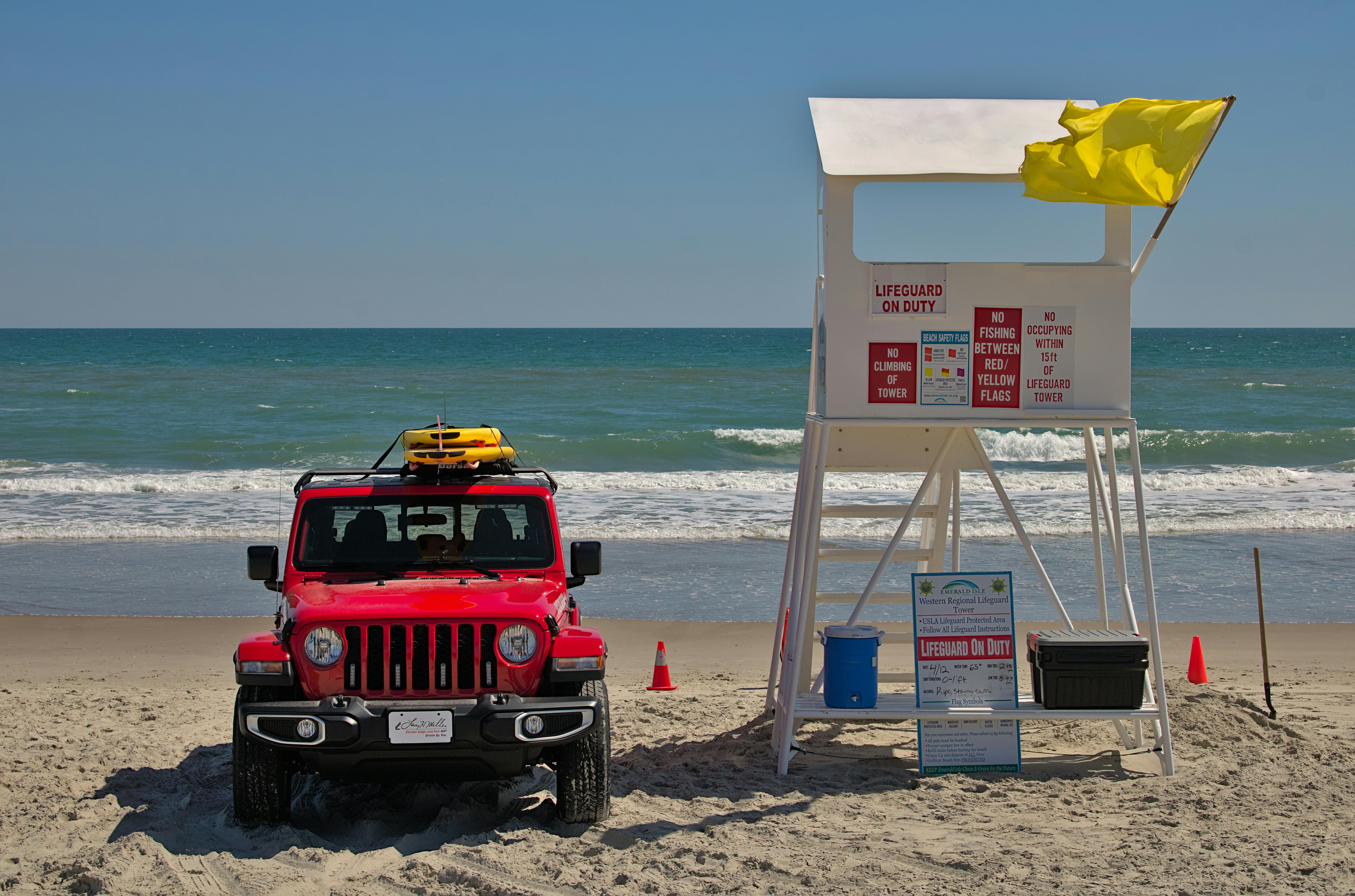 Blue Lifeguard Tower on the Beach · Free Stock Photo
