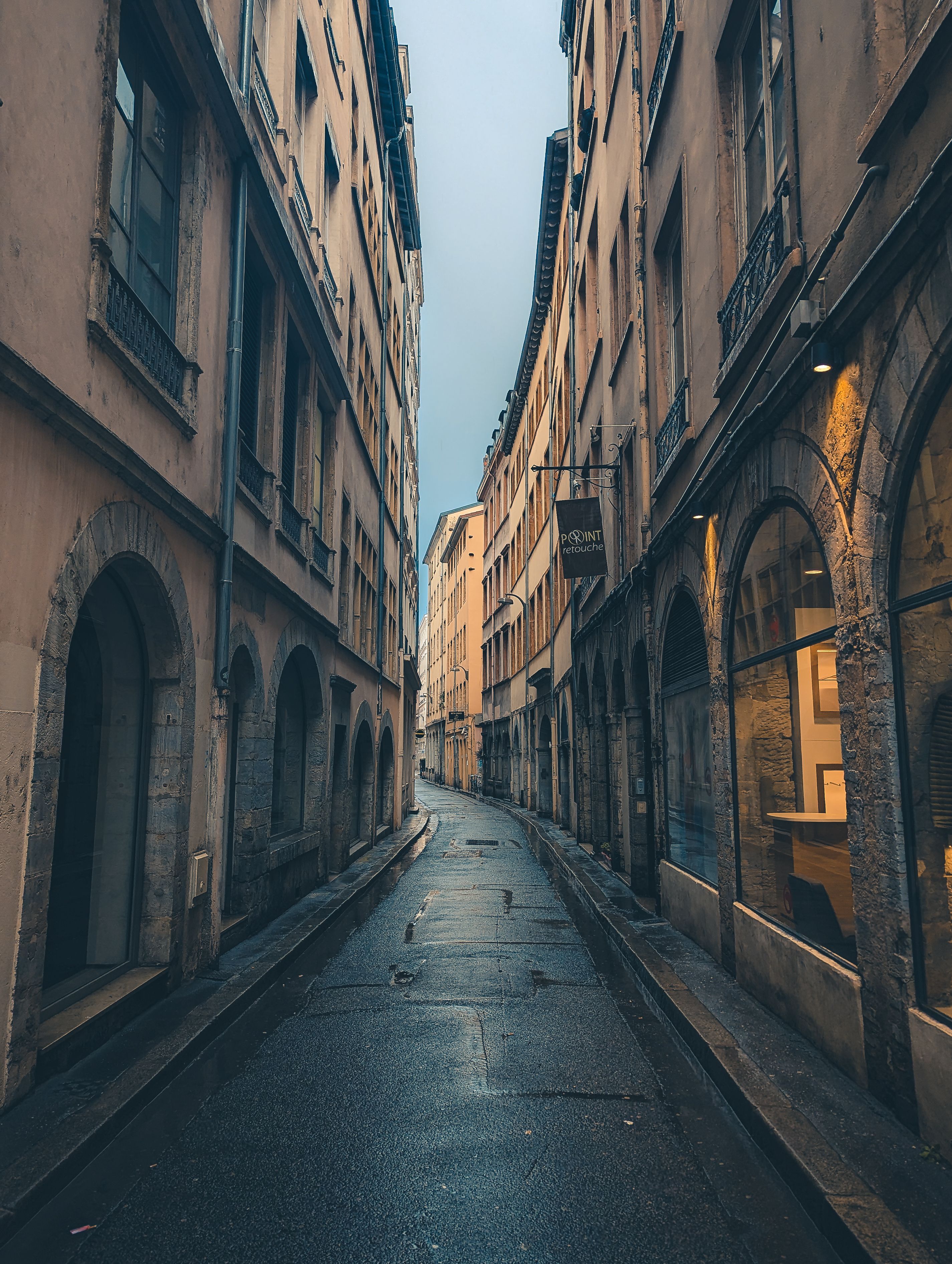 Narrow Empty Alley in Paris · Free Stock Photo