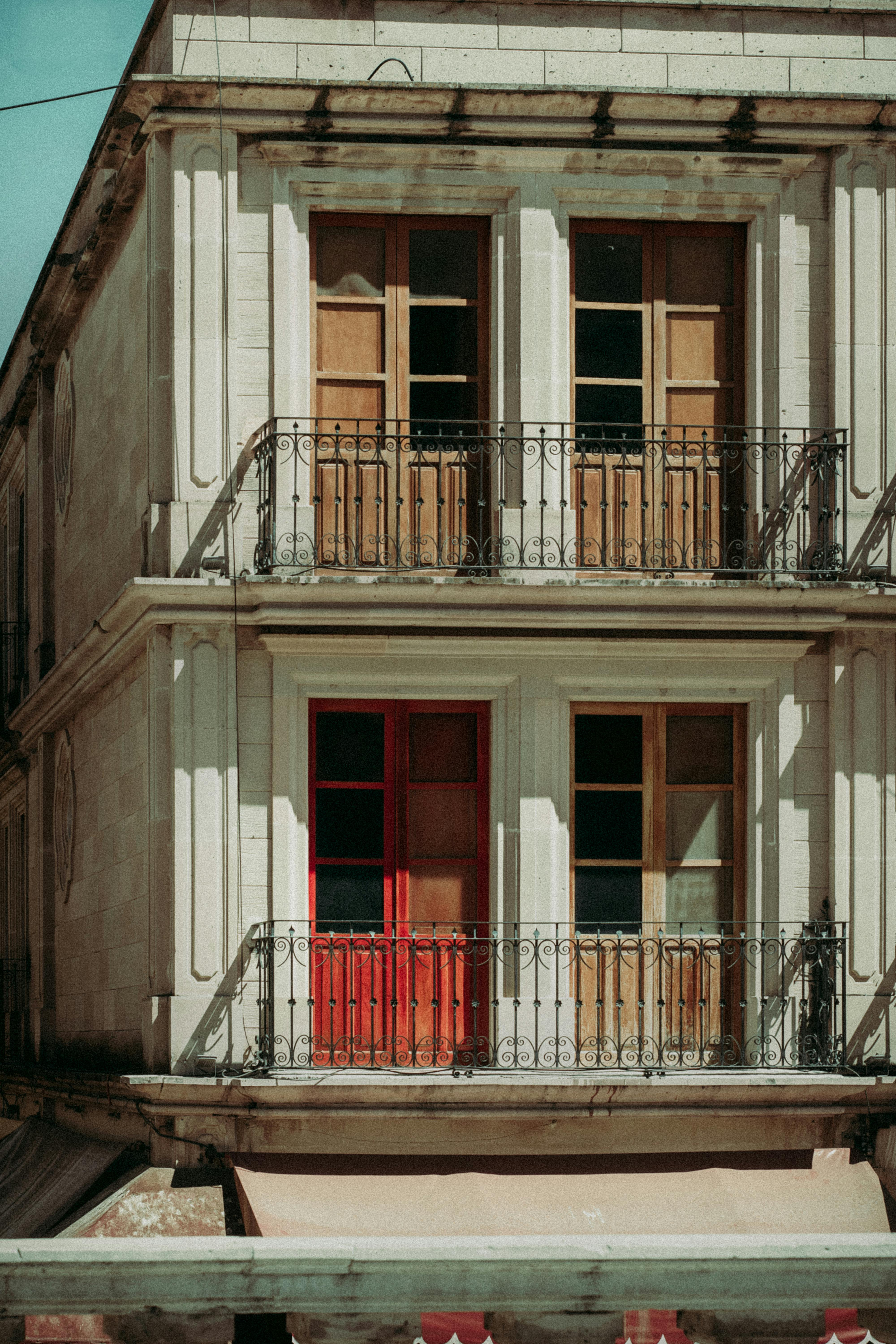 Cafe in a Traditional Building in City · Free Stock Photo
