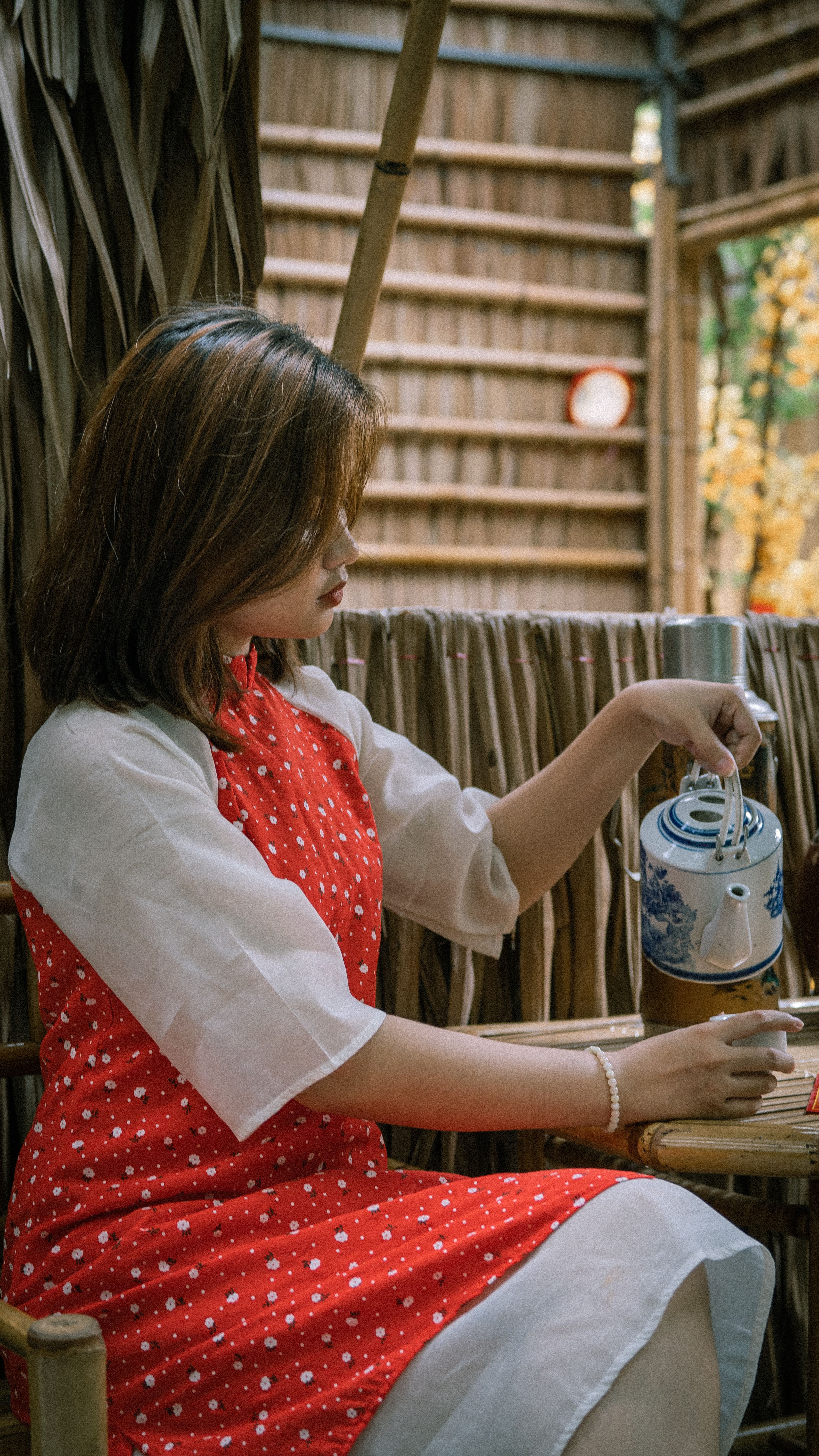 Cô gái bên ấm trà · Free Stock Photo
