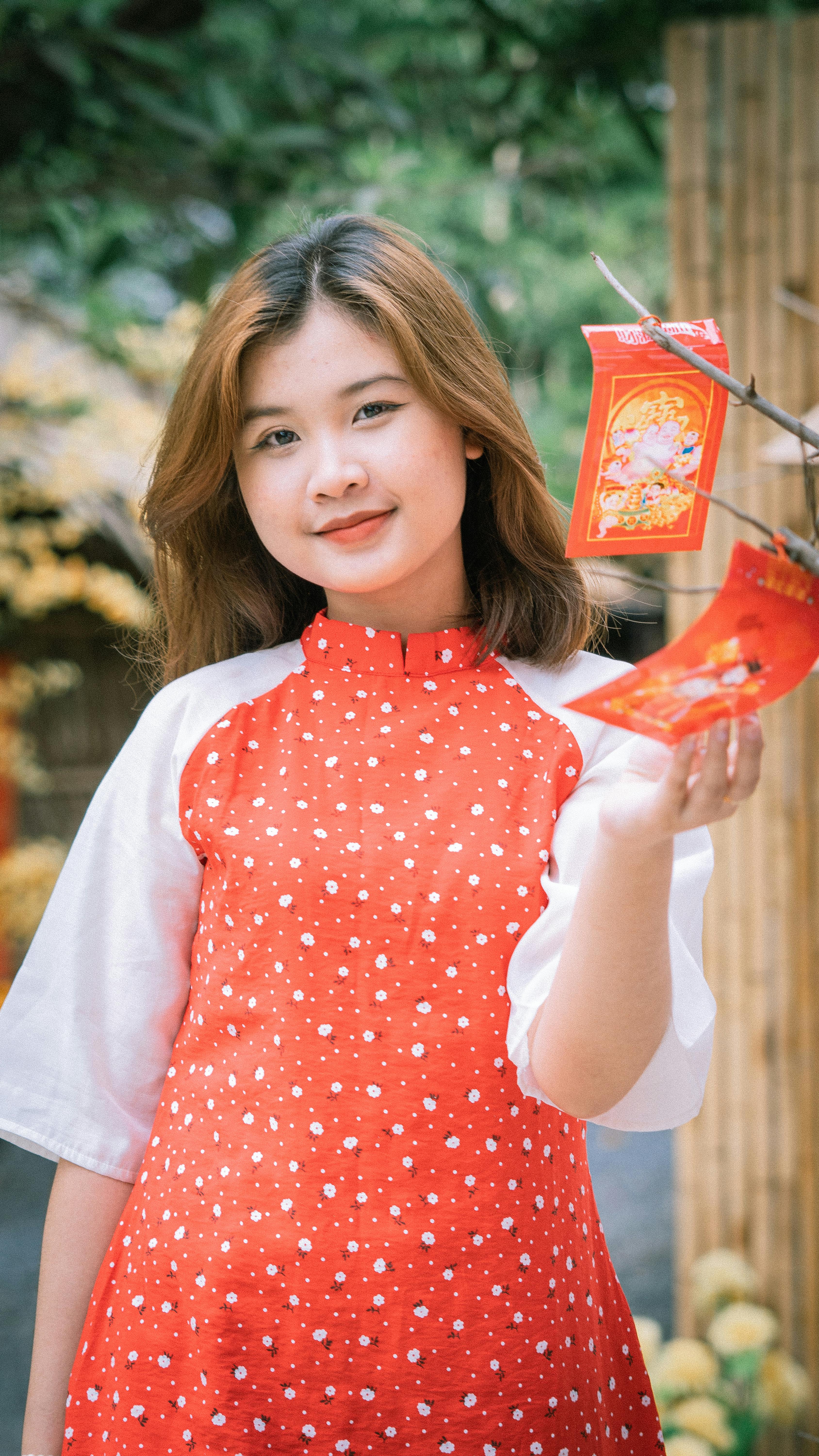 Cô gái bên bao lì xì · Free Stock Photo