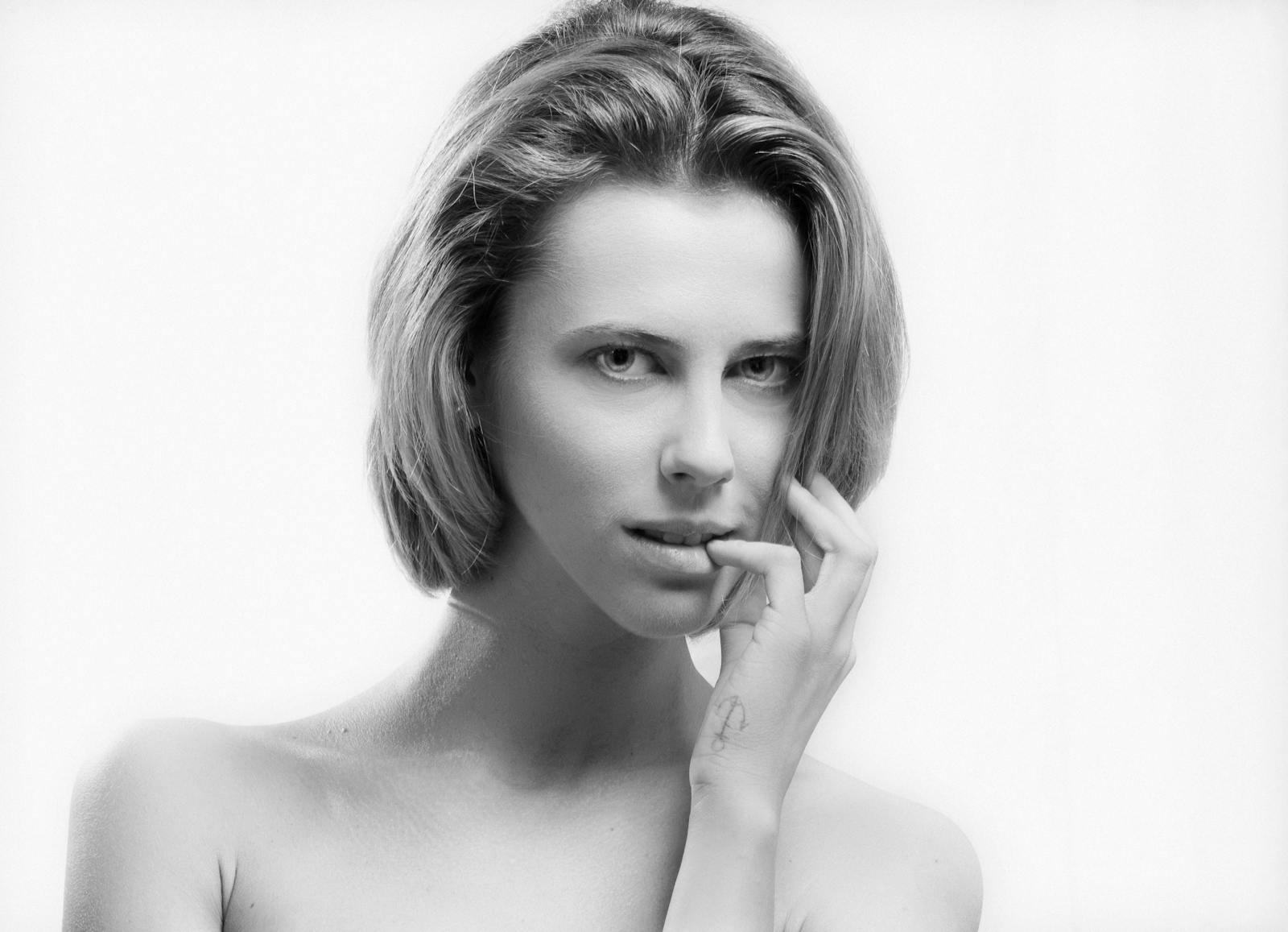 Portrait Woman With Unblurred Backgrounds Photos, Download The BEST ...