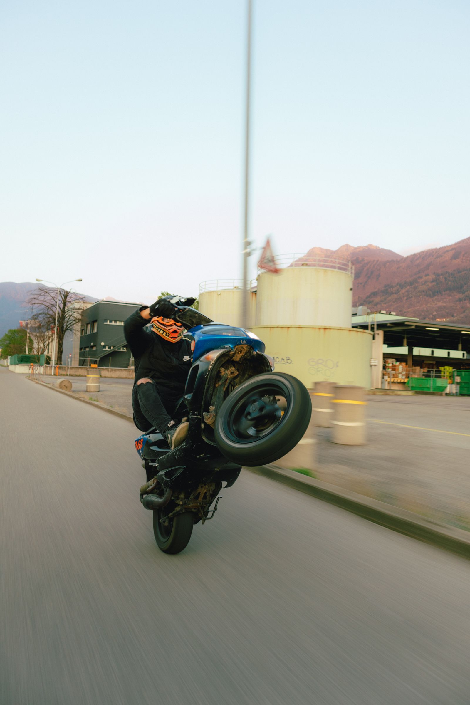 Background Surron Wheelie Photos, Download The BEST Free Background ...