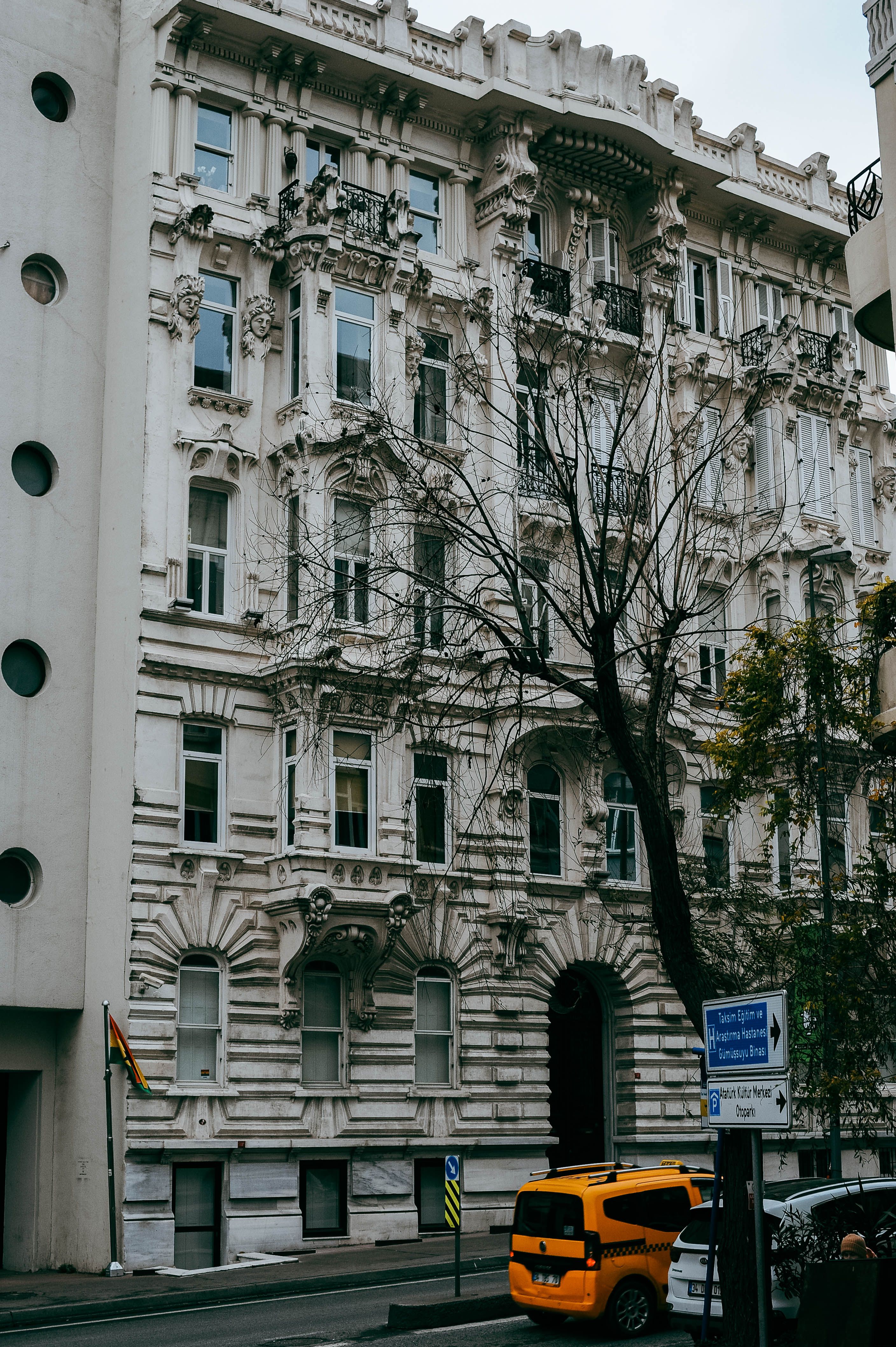 Street near Building in Town · Free Stock Photo