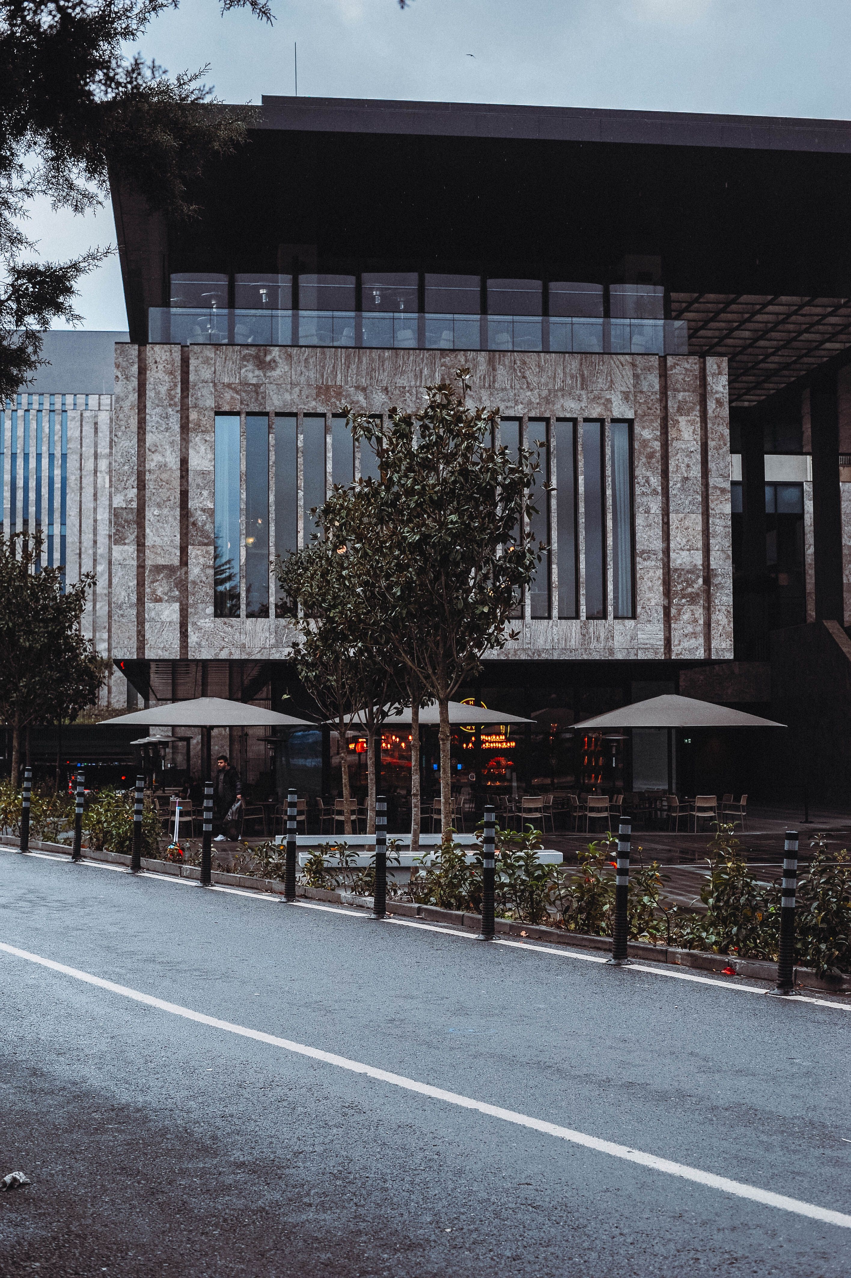 Street and Building behind · Free Stock Photo