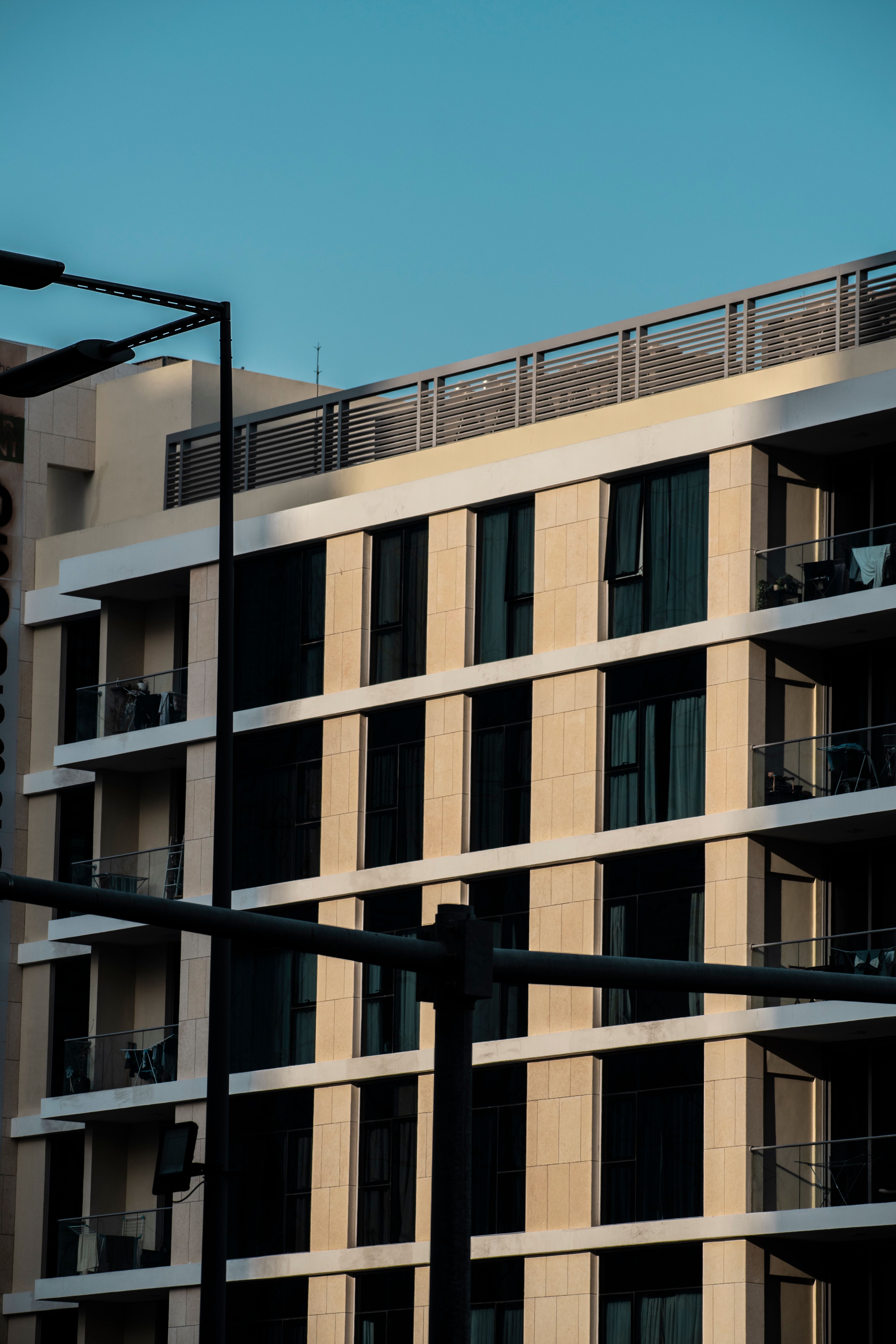 A building with a street light on it · Free Stock Photo