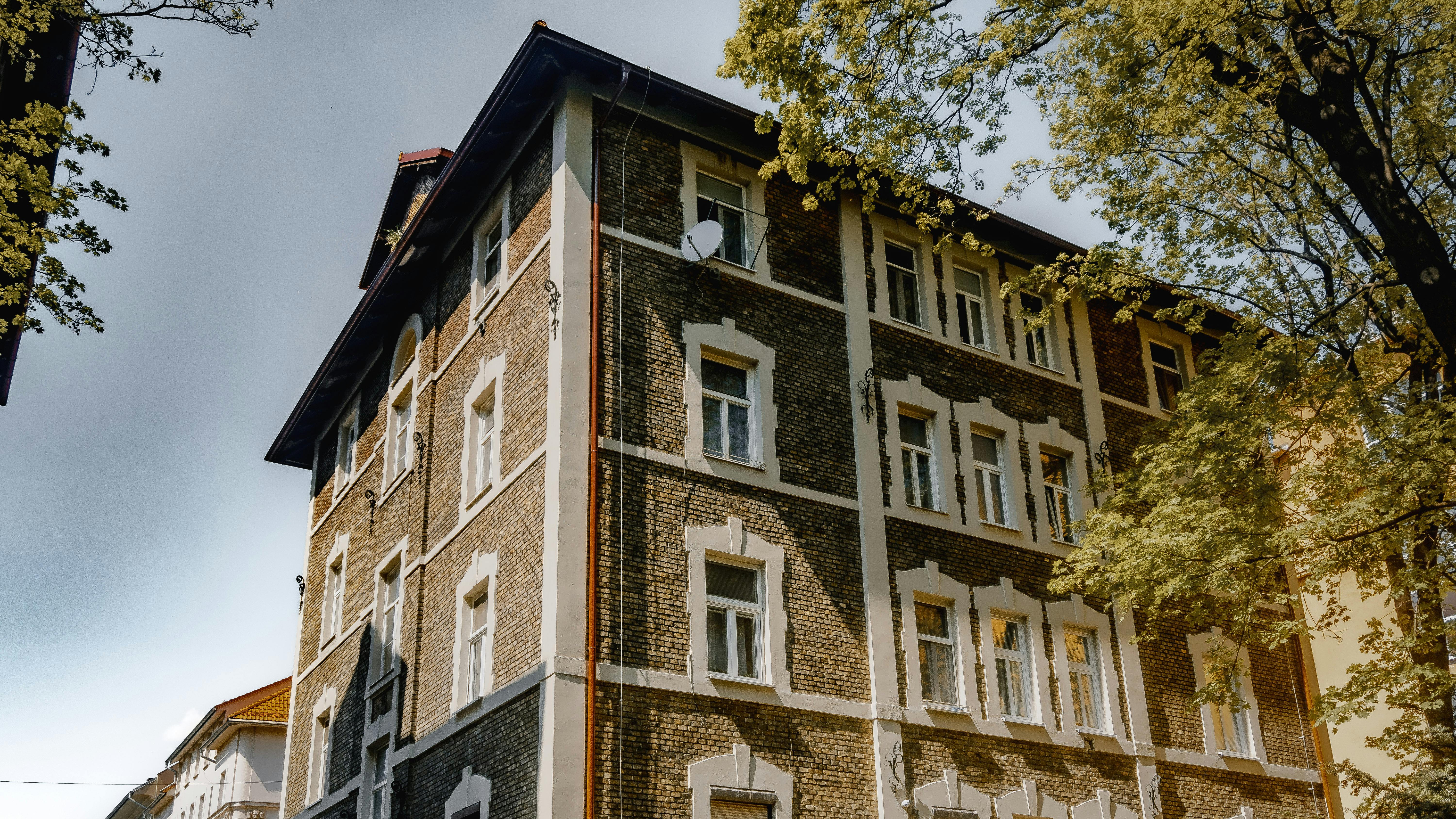Beige Concrete Building · Free Stock Photo