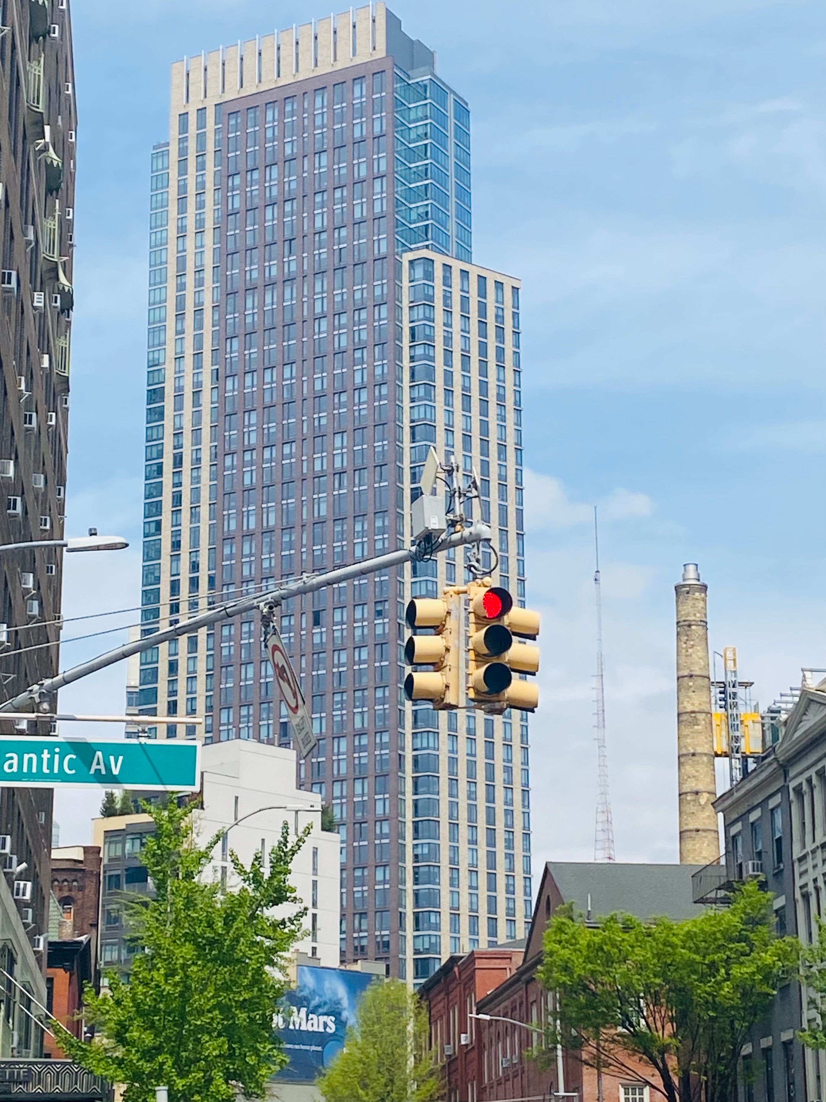Traffic Lights and Skyscraper behind · Free Stock Photo