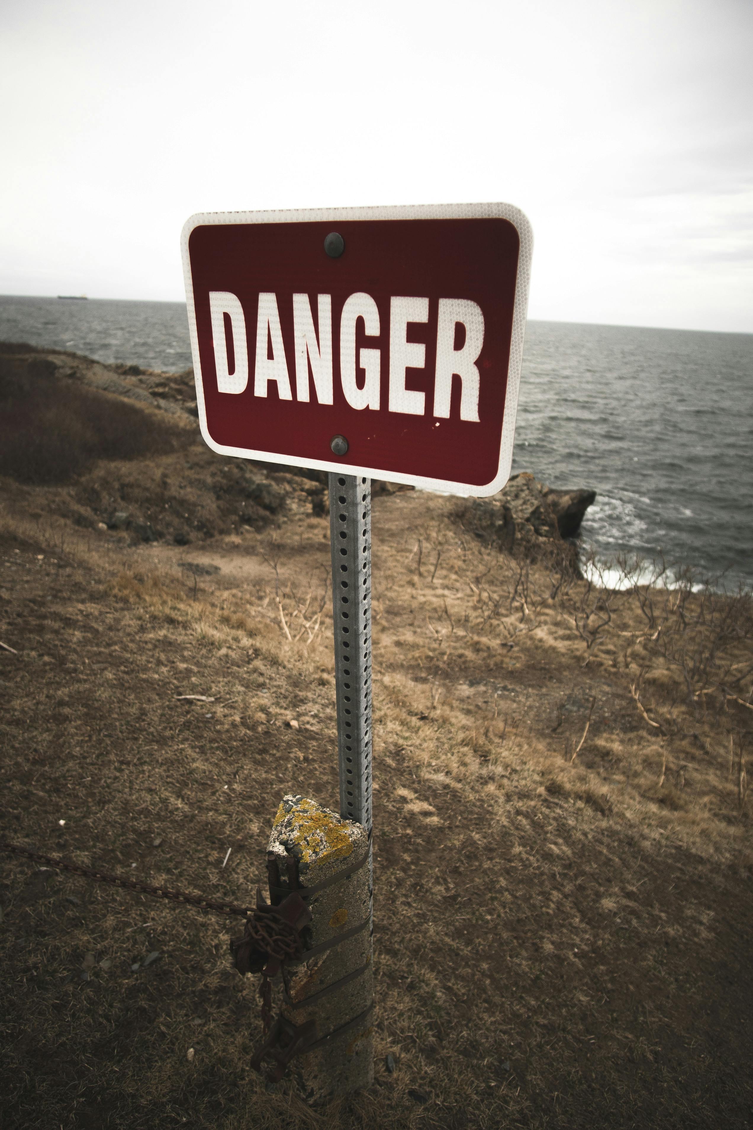 A Warning Sign on the Cliff · Free Stock Photo