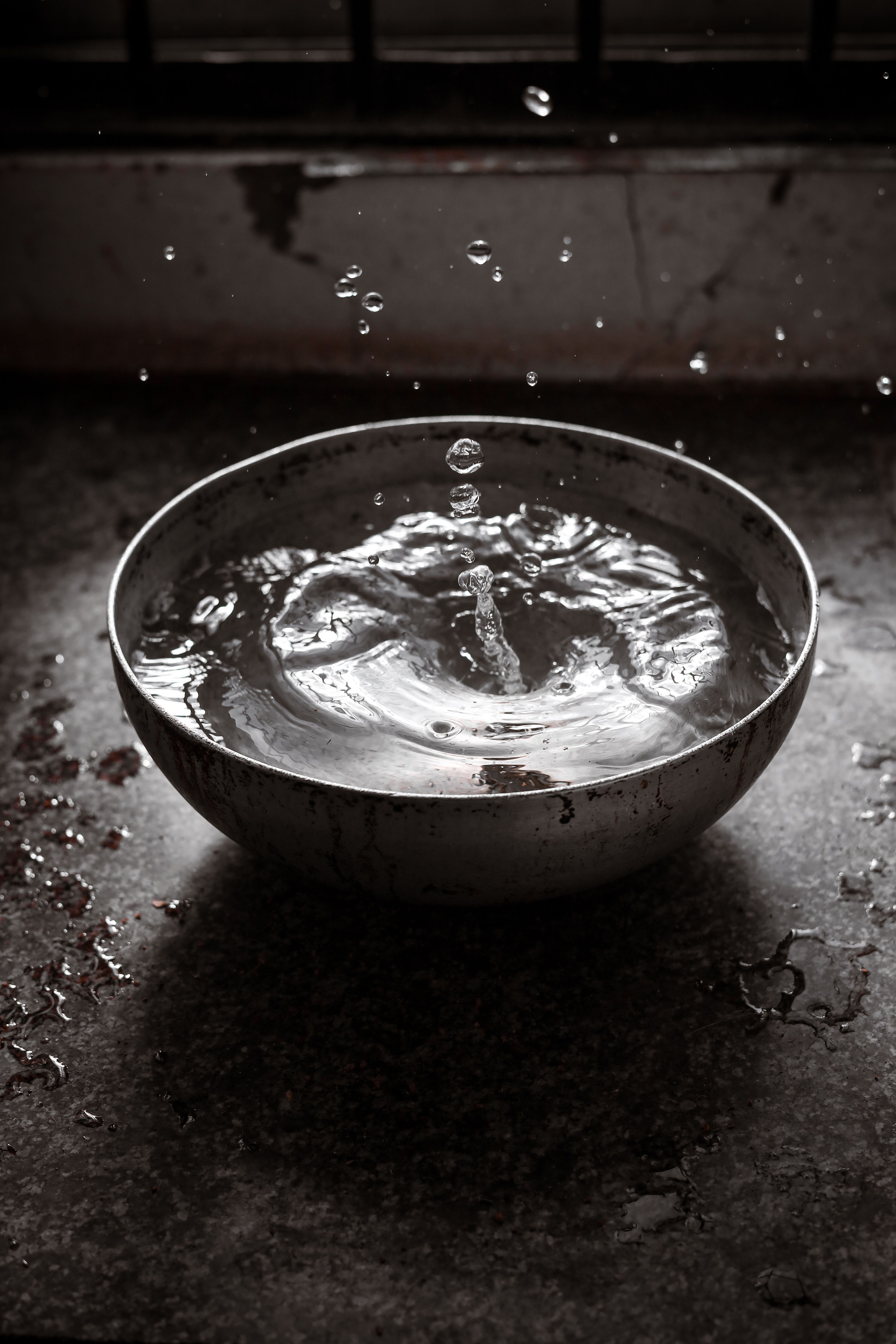 Water Splashing on Bowl in Black and White · Free Stock Photo