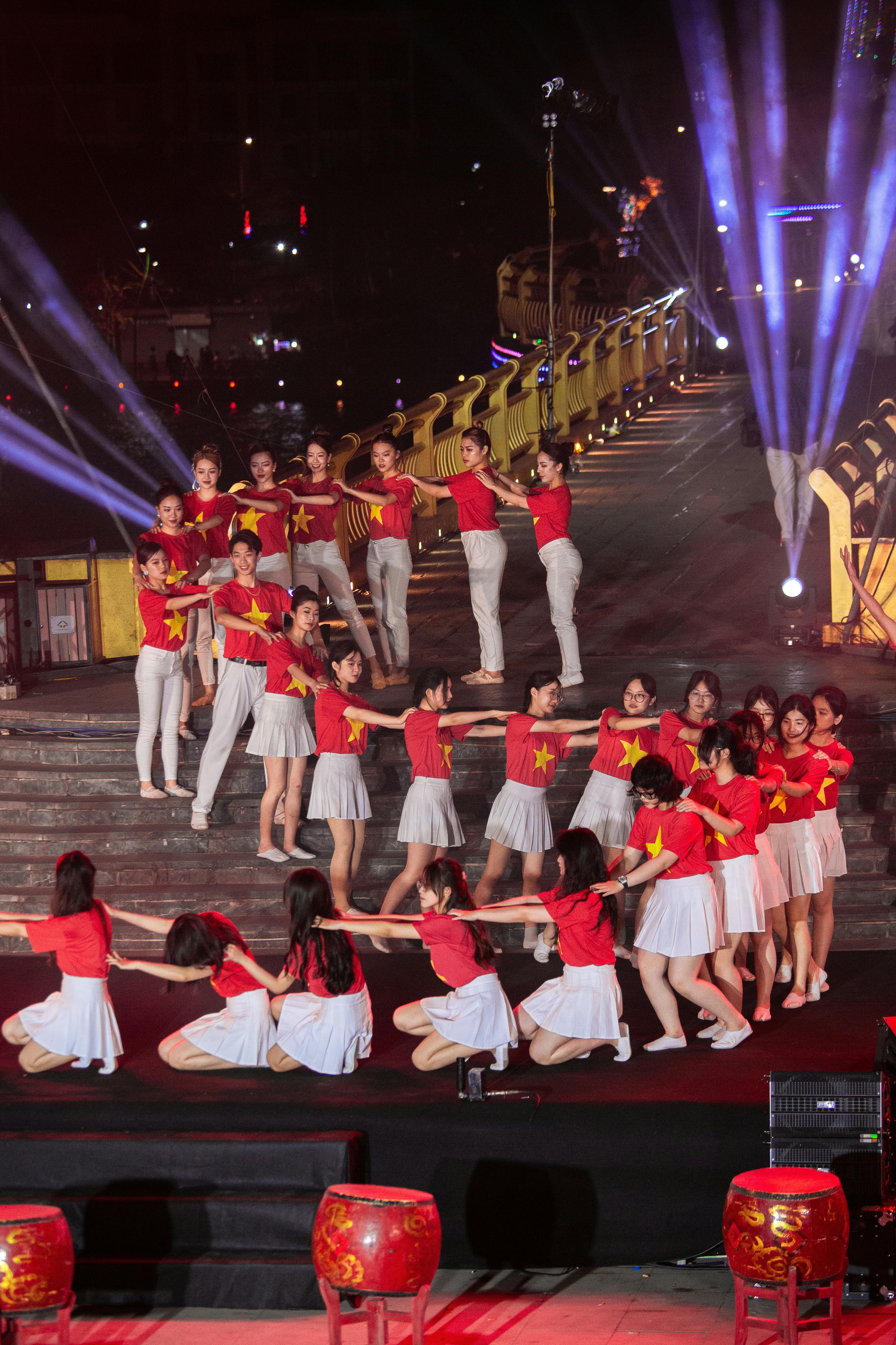 People in Performance at Night · Free Stock Photo