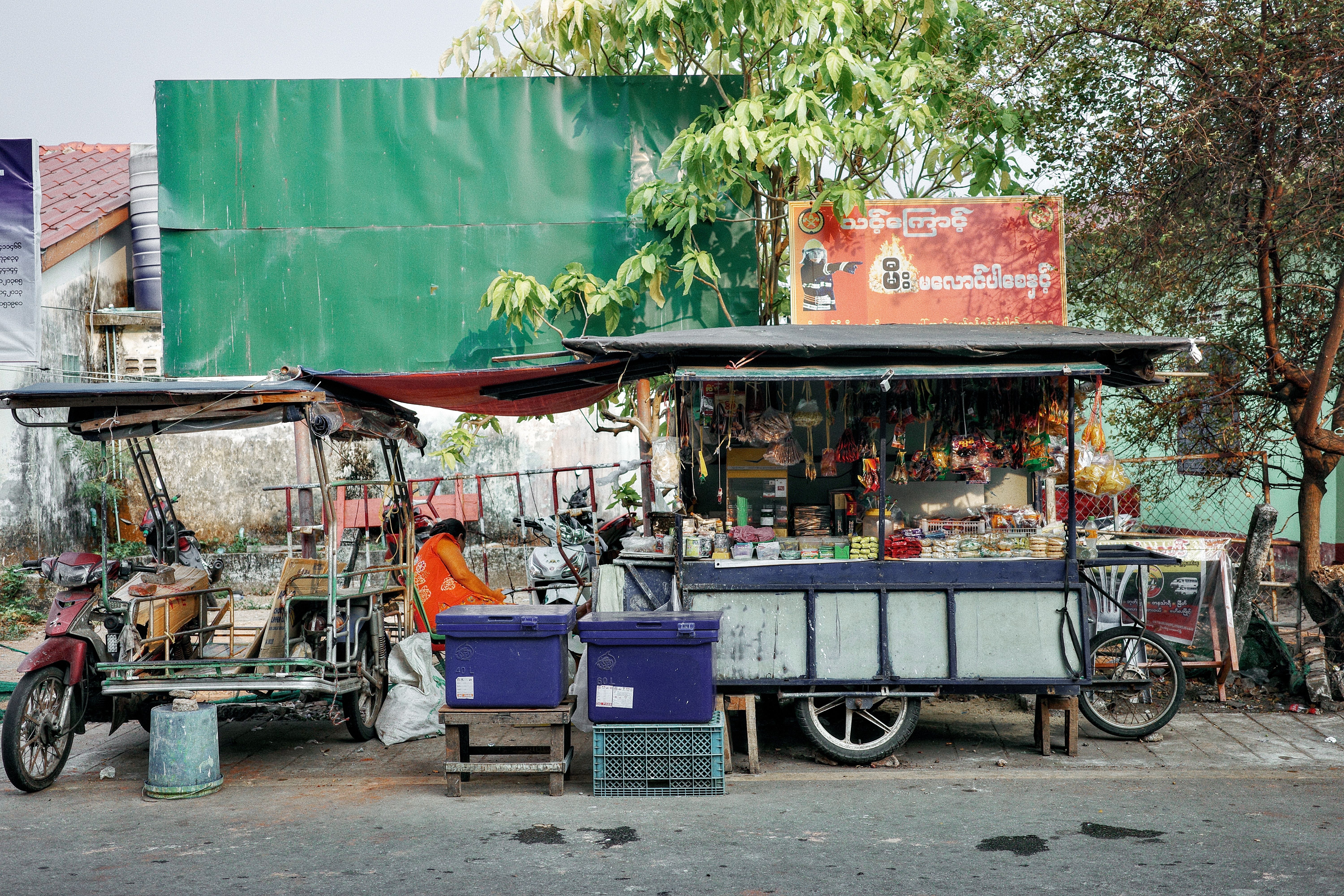 Urban Food Cart on Street · Free Stock Photo