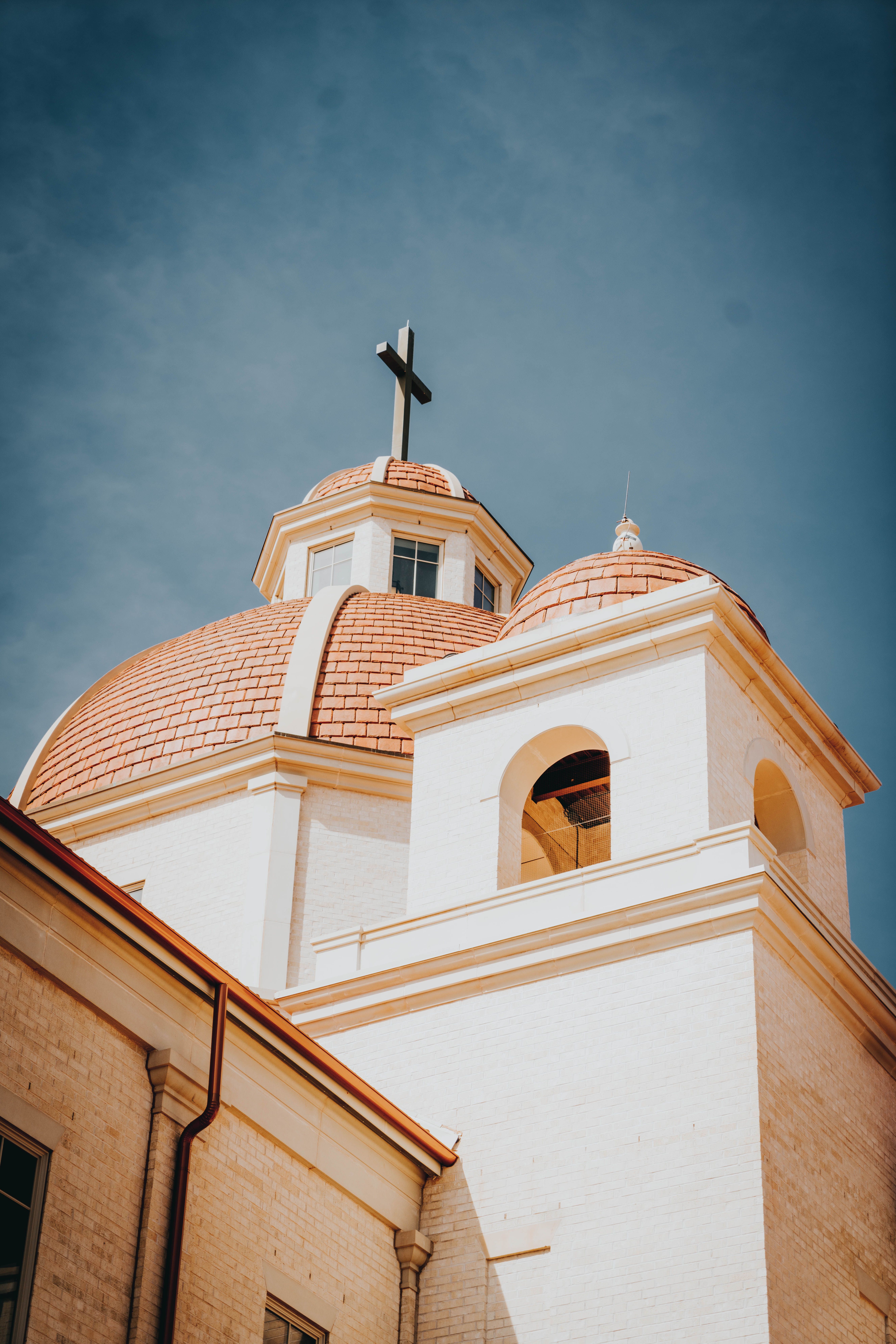Sunlit Wall and Dome of Church · Free Stock Photo