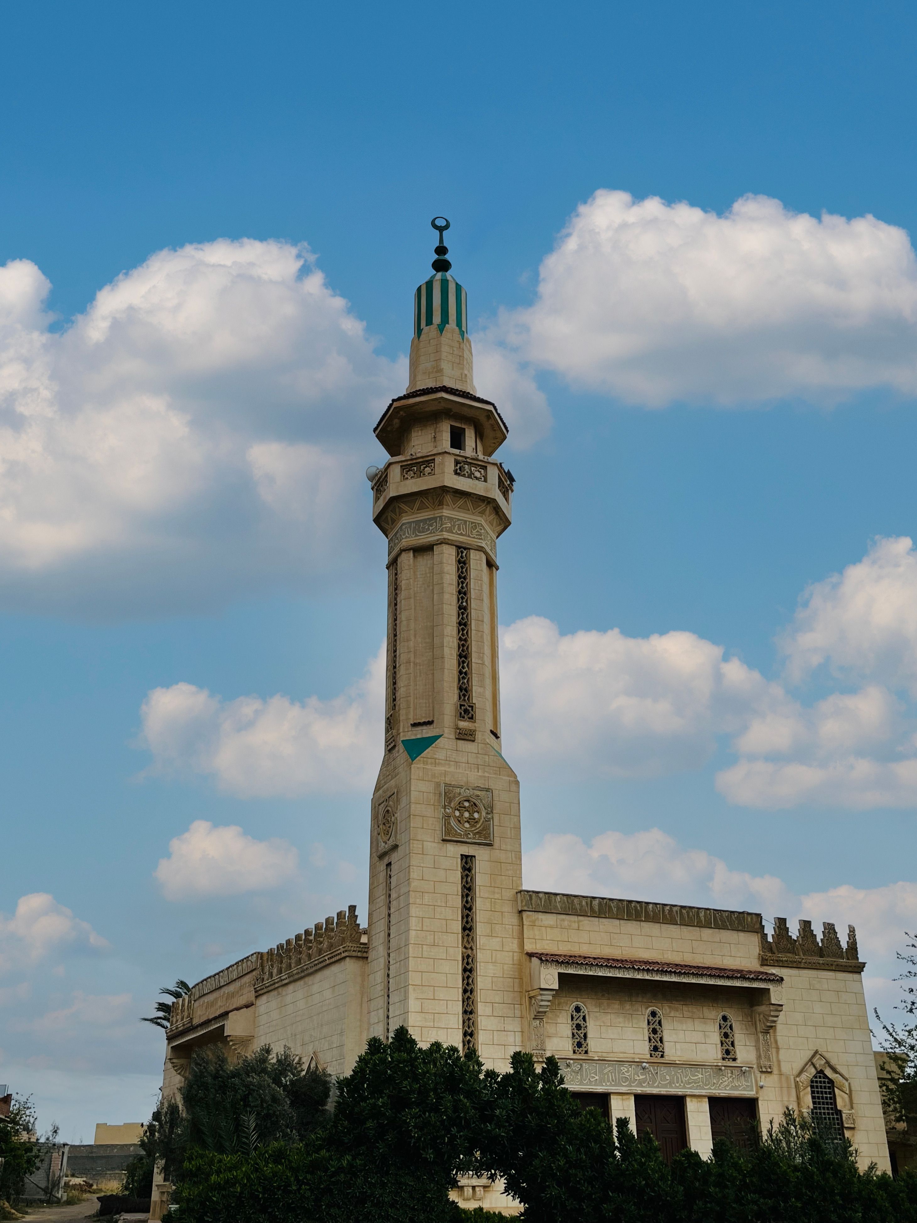 Modern Mosque with Minarets · Free Stock Photo