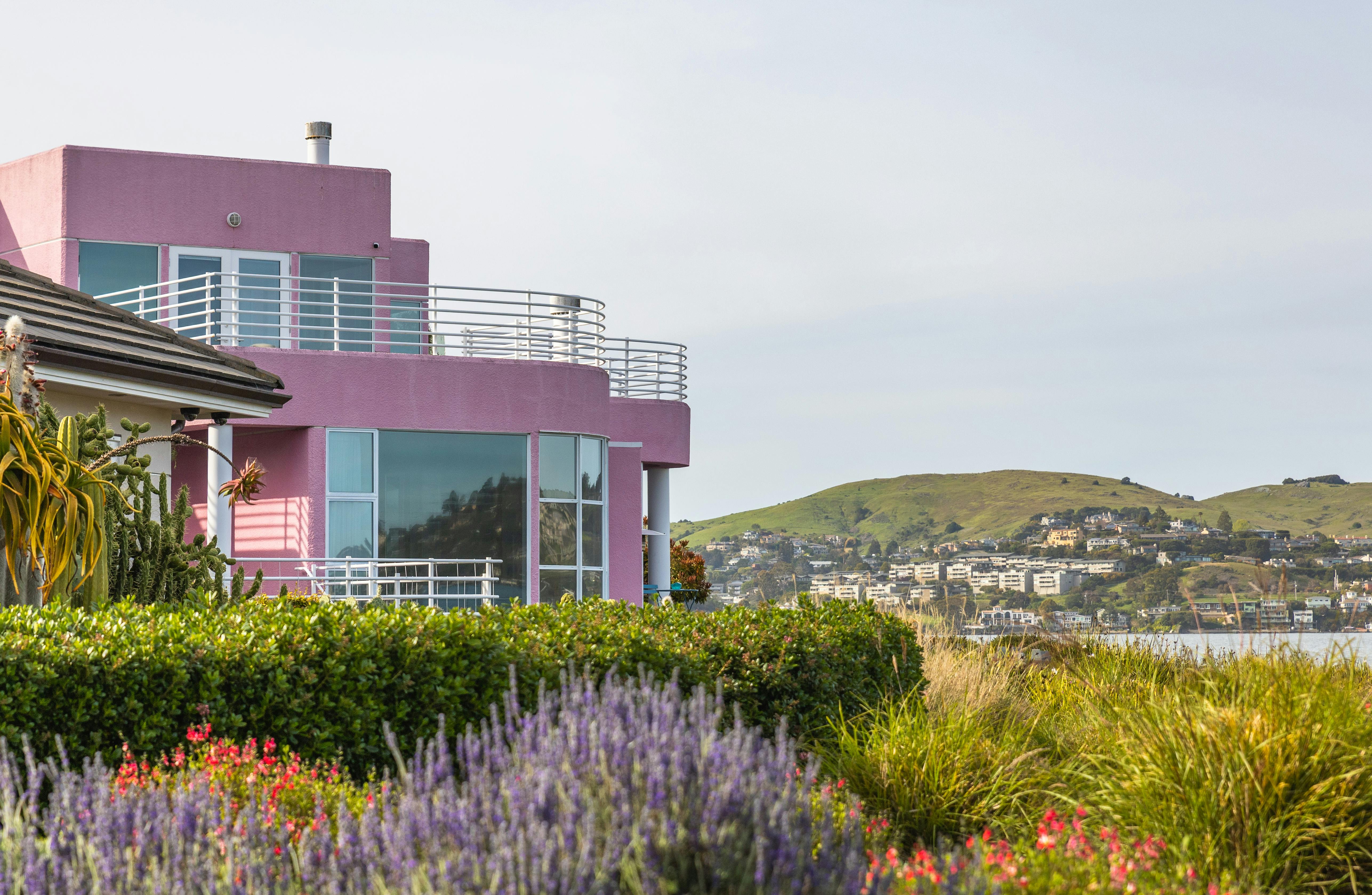 A Pink House by the Sea · Free Stock Photo