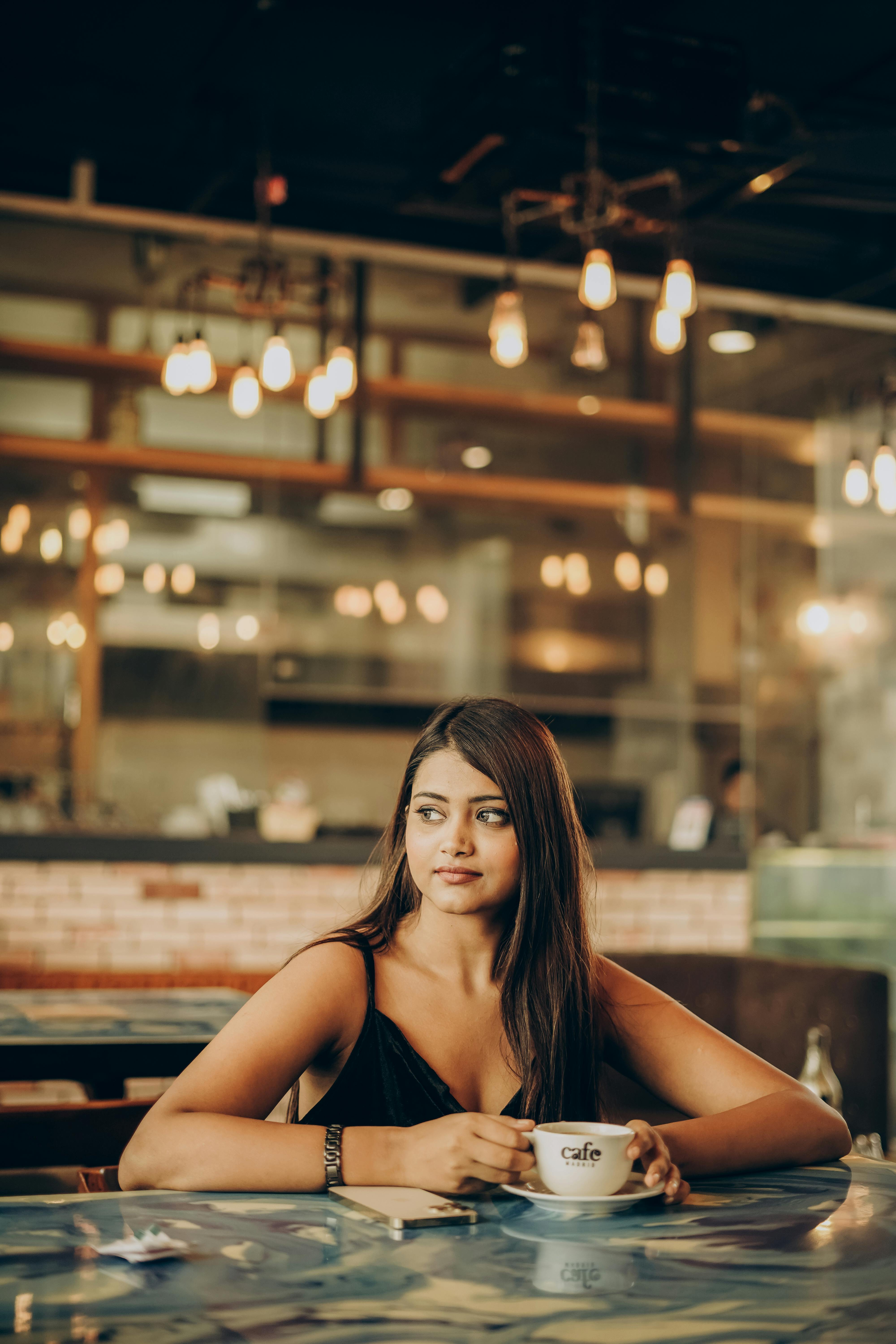 Chica Disfrutando Del Sabor Del Café Mientras Se Relaja En La Cafetería ...