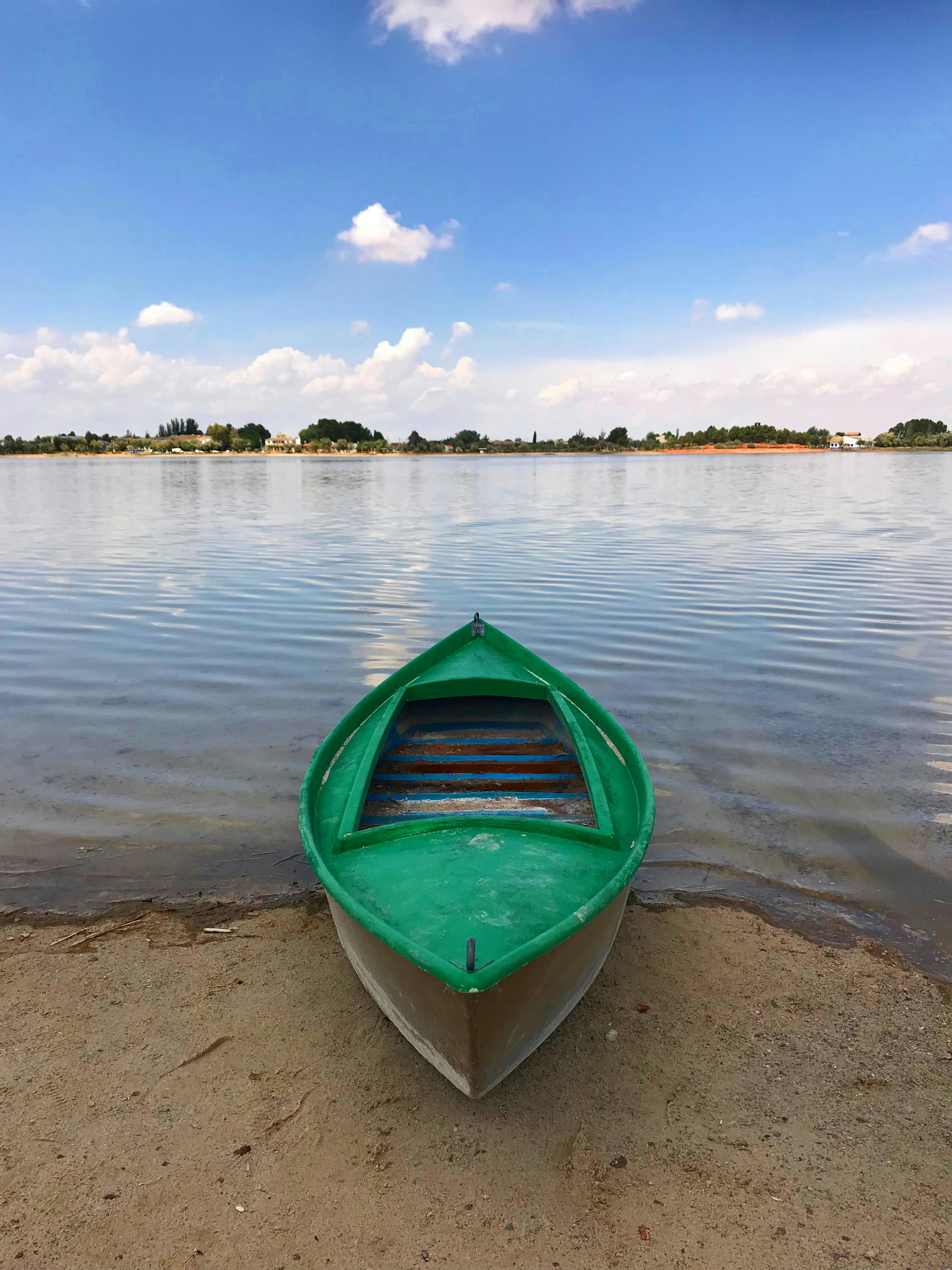 Empty Boats on Lakeshore · Free Stock Photo