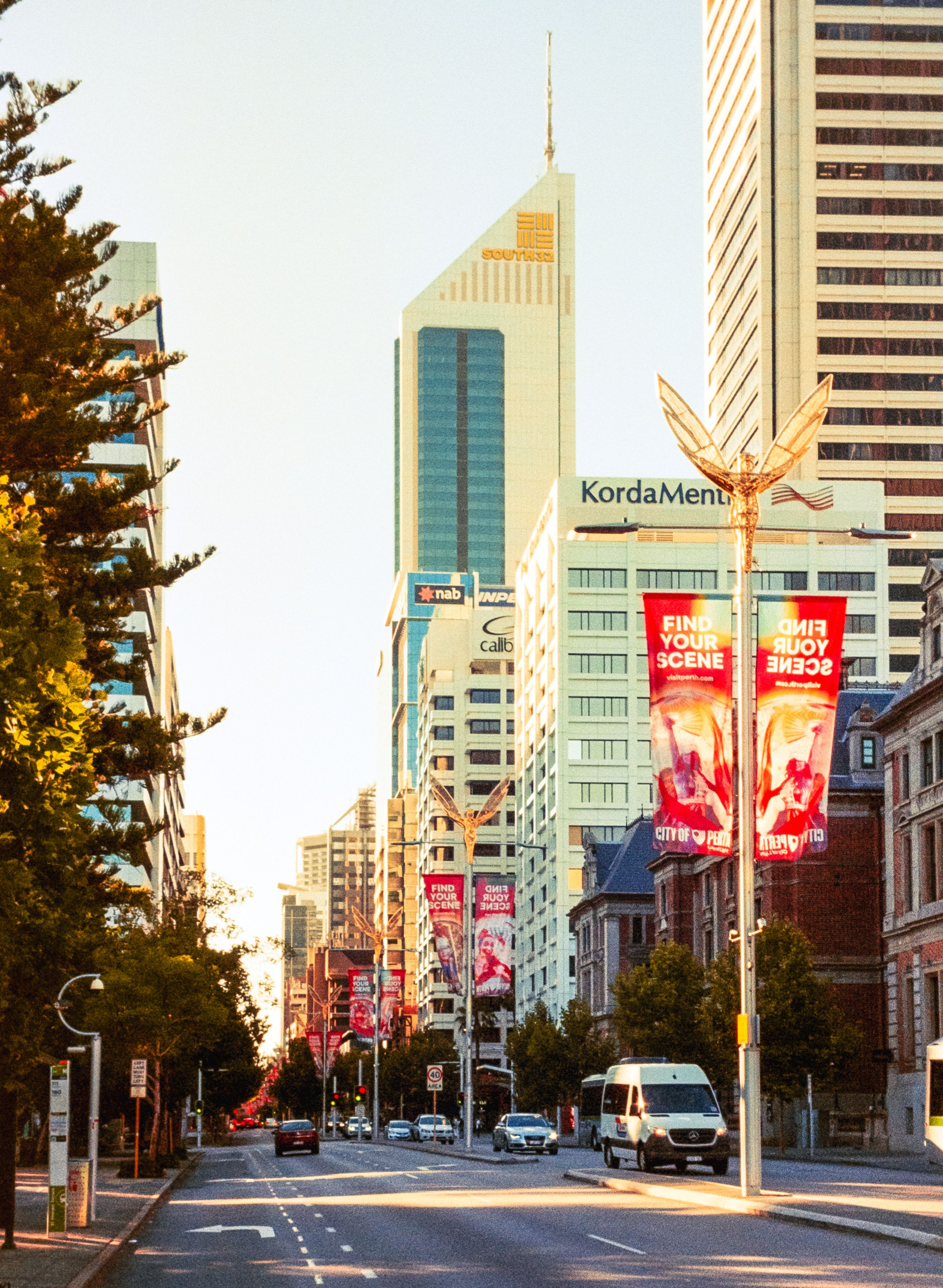 A city street with tall buildings and tall buildings · Free Stock Photo