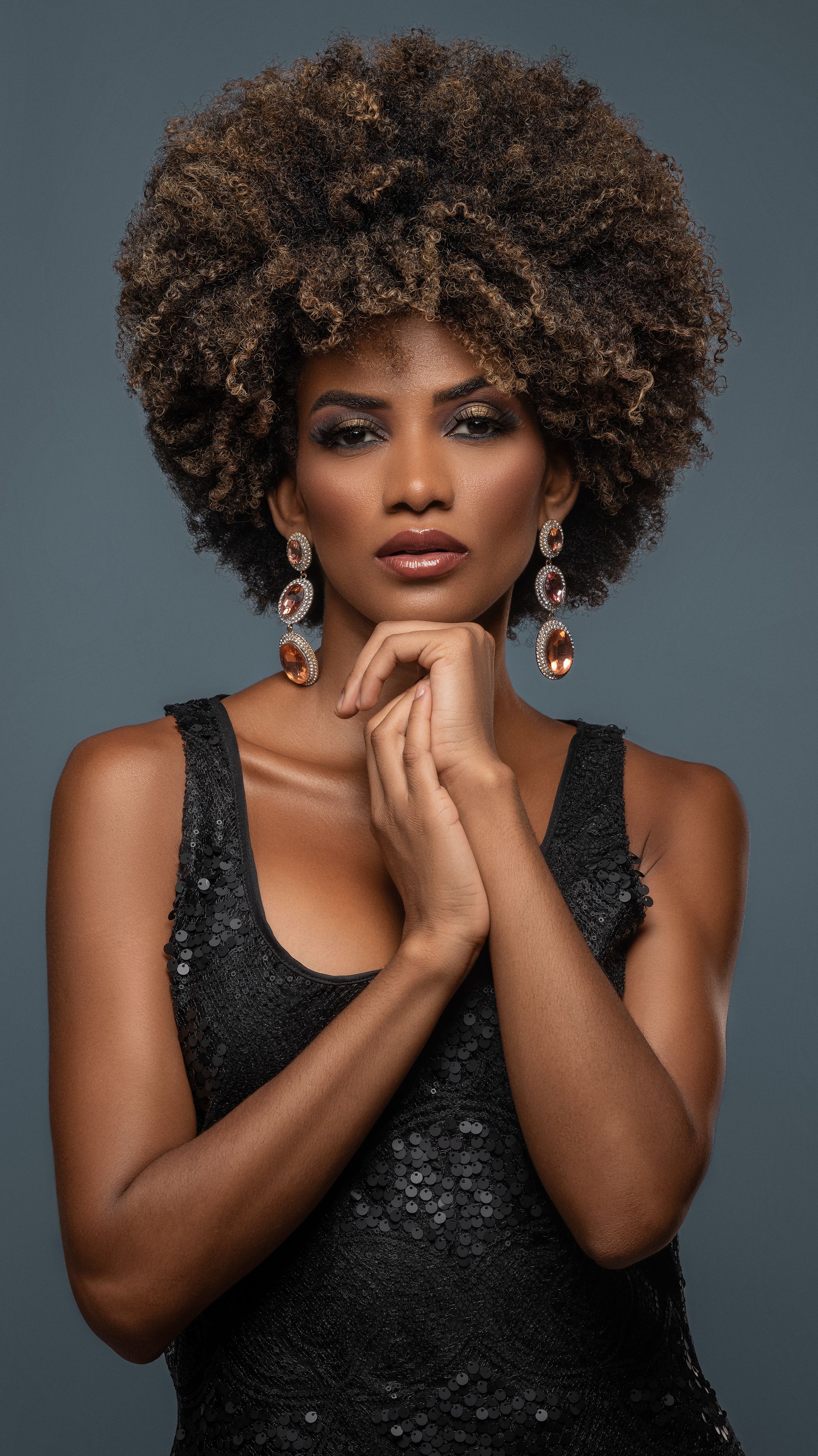 Foto profissional gratuita de afro, brincos, de pé, fotografia de moda ...