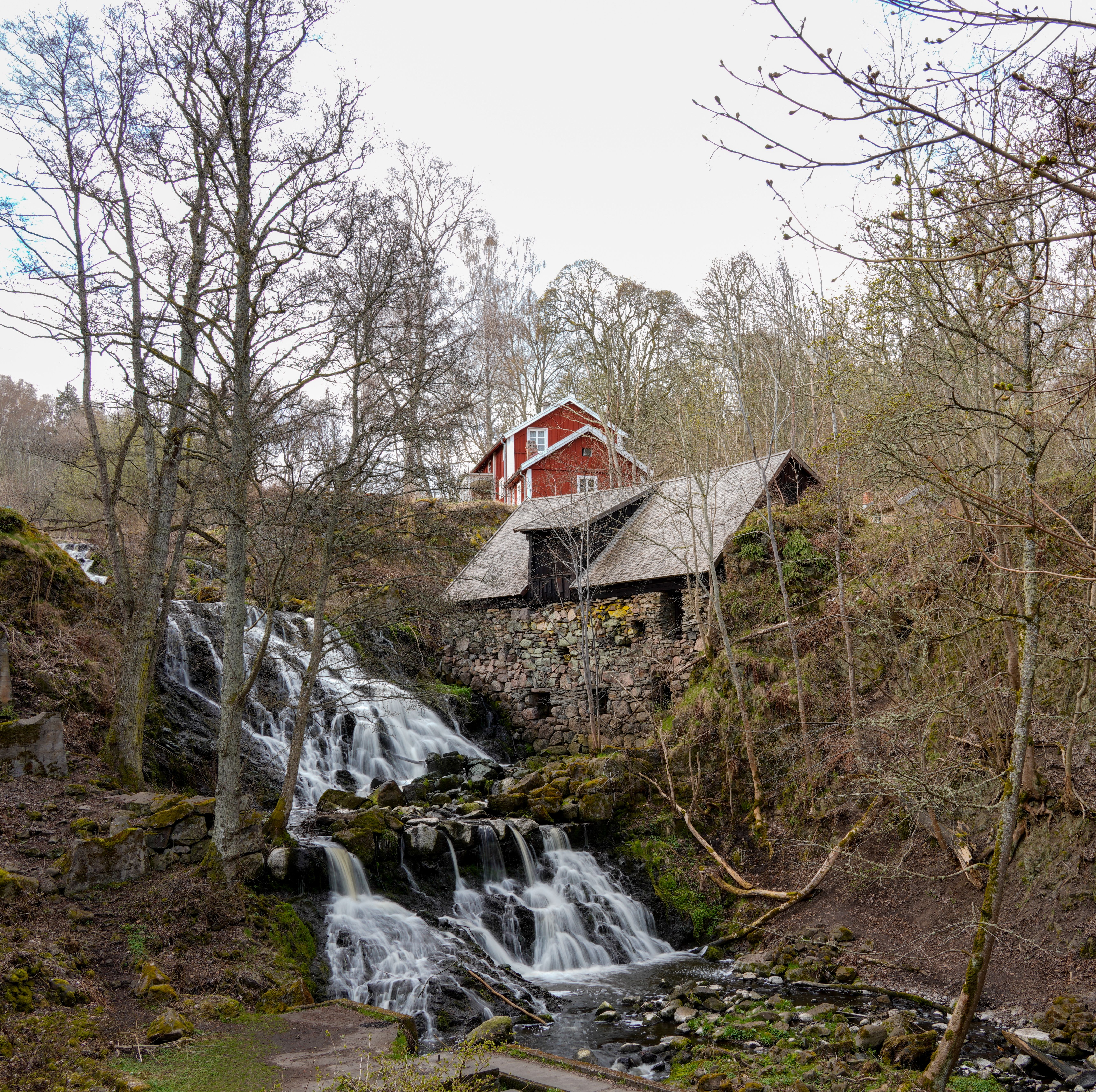 Gray House and Water Dam · Free Stock Photo