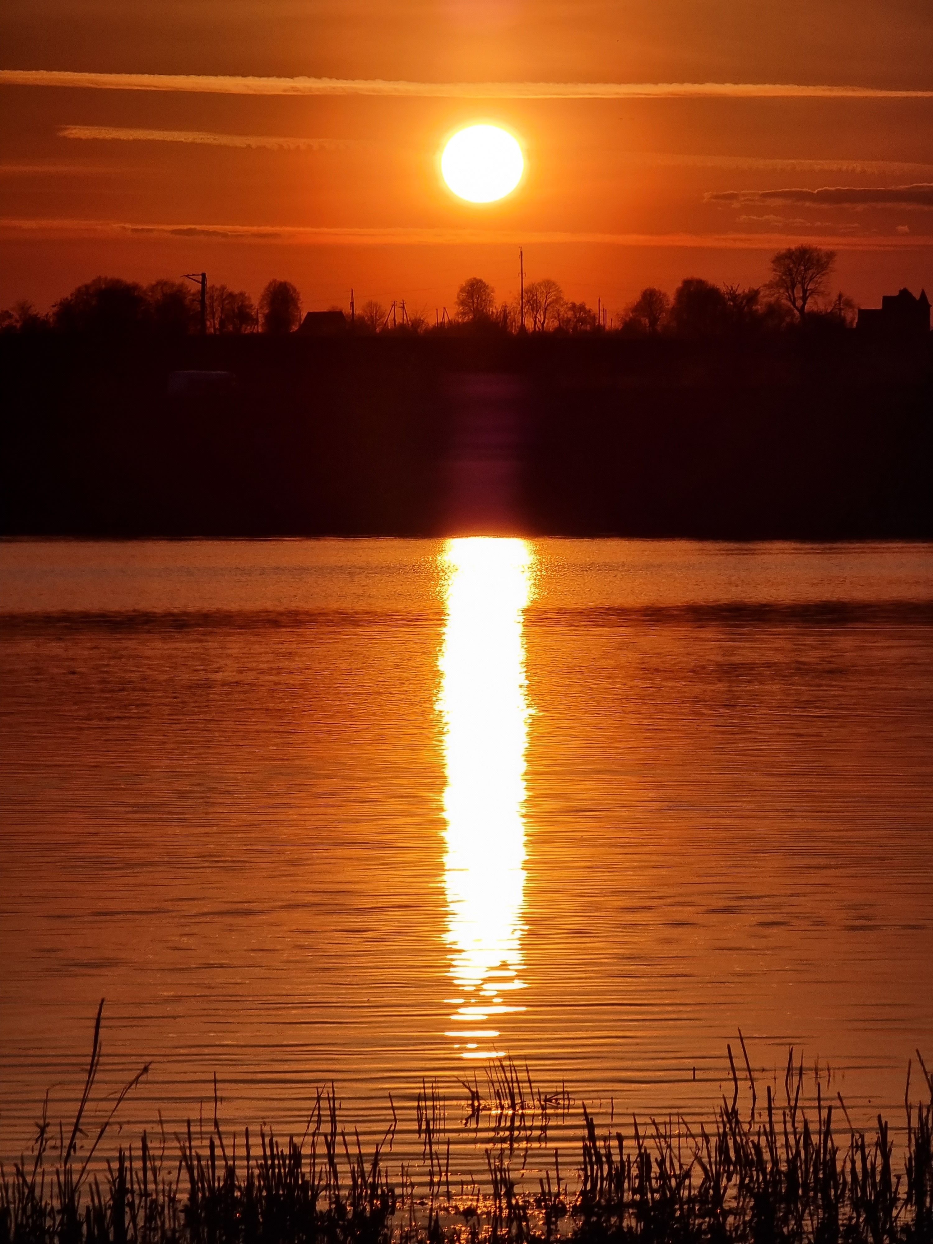 Sunset Reflecting in the Water · Free Stock Photo