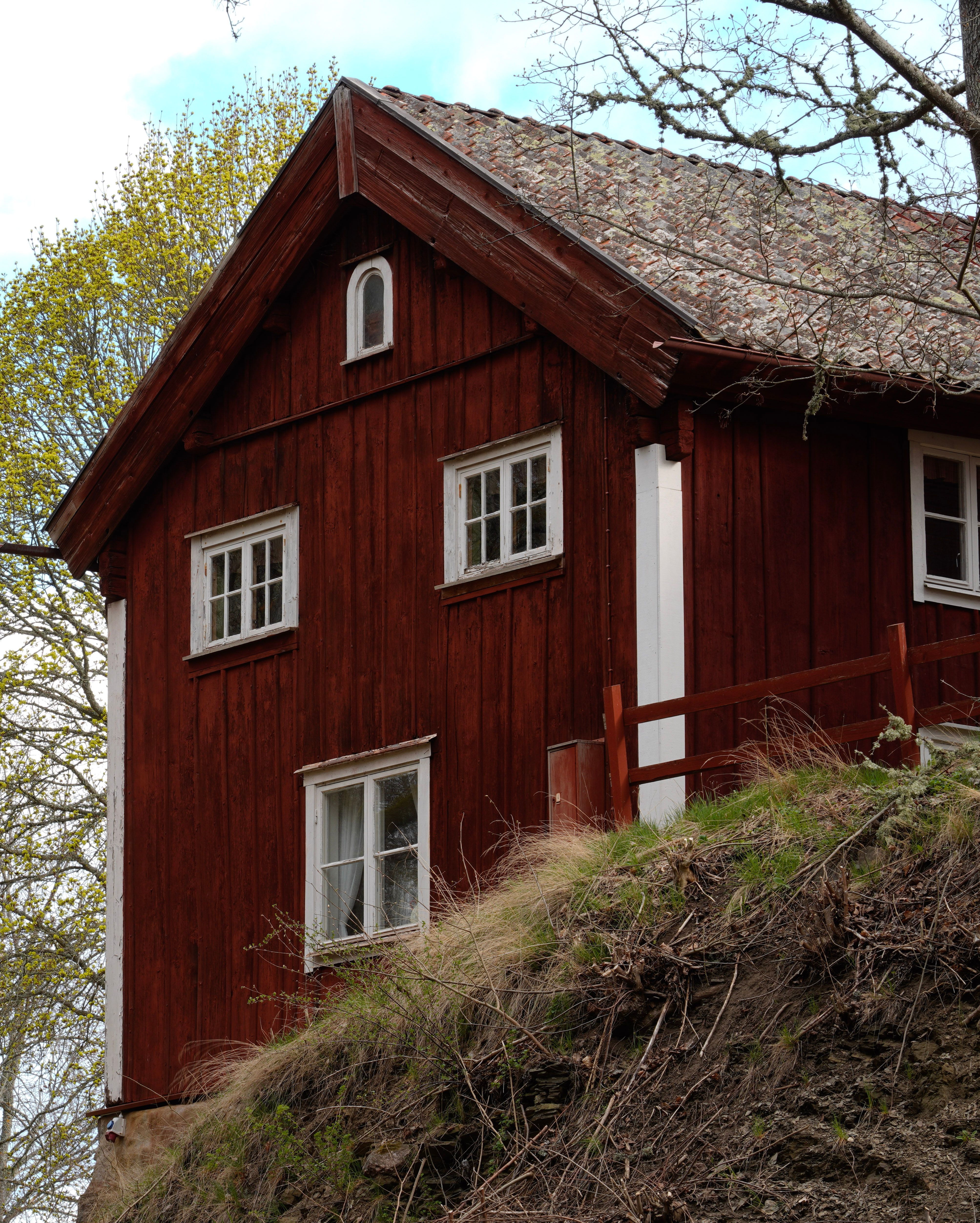 A Wooden Barn on a Hill · Free Stock Photo