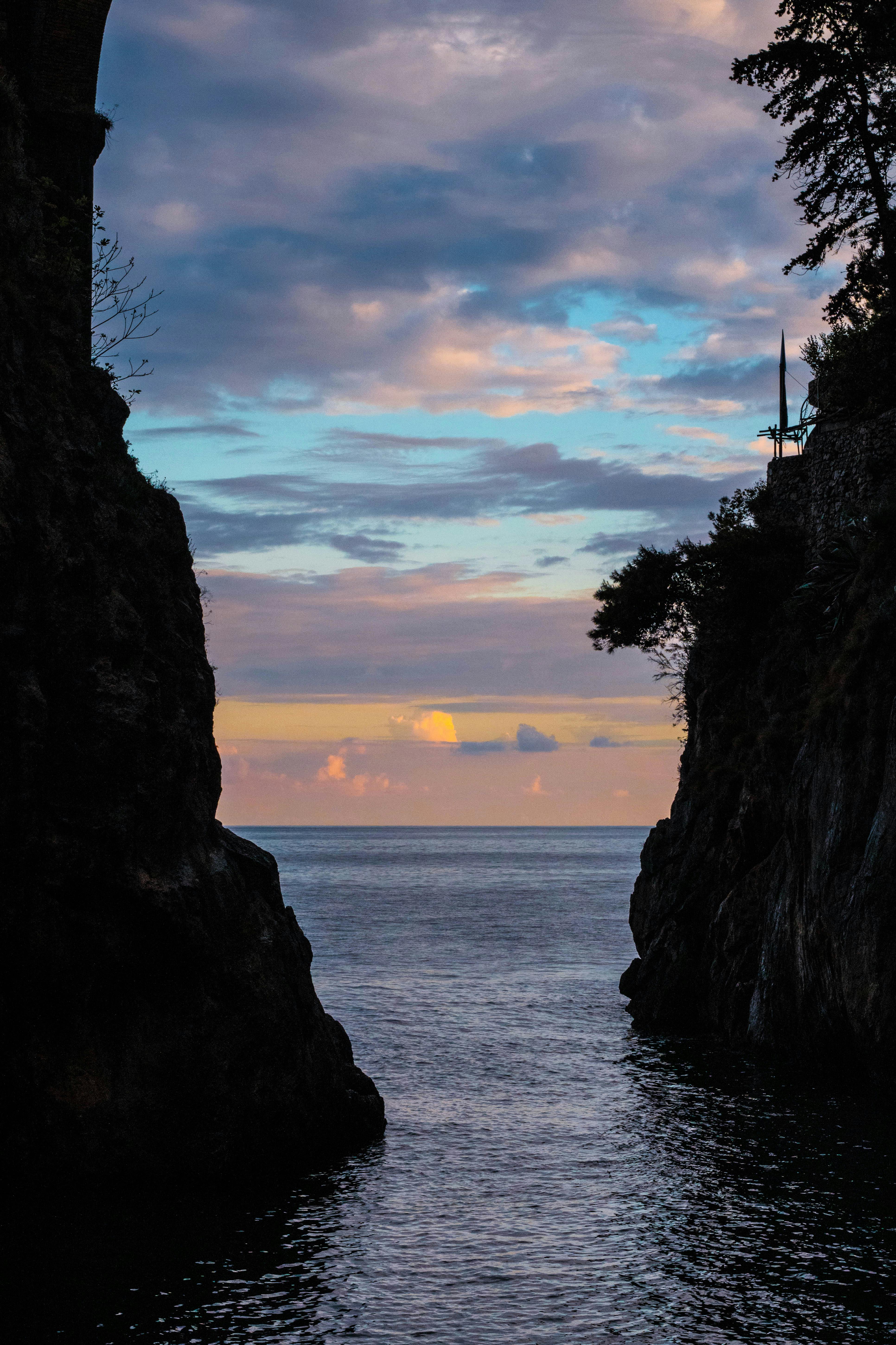 Rocks around Inlet · Free Stock Photo